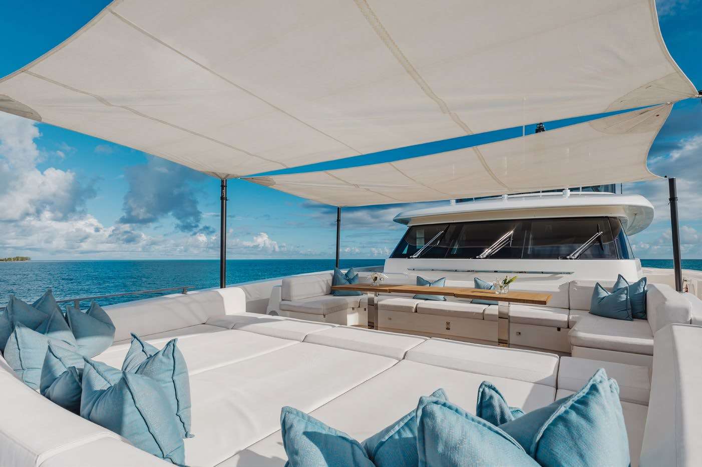 Luxury Crewed Motor Yacht EROS - Ferretti Custom Line Navetta 37 - 5 ...