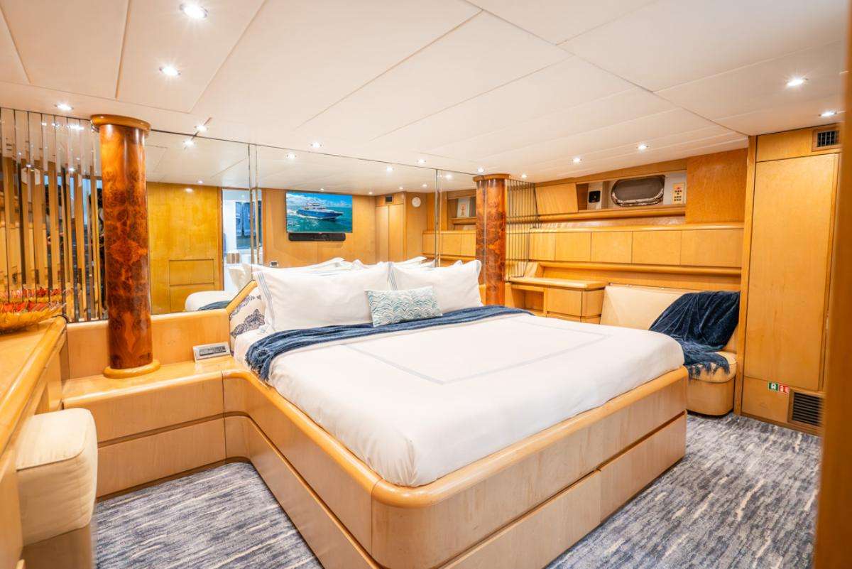 Luxury Crewed Motor Yacht AZURE - Maiora 26 - 3 Cabins - Nassau ...