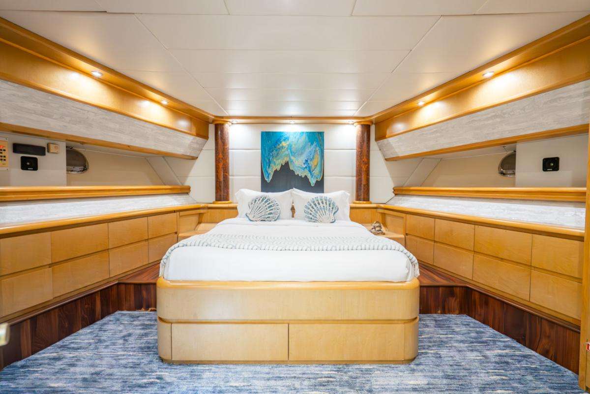 Luxury Crewed Motor Yacht AZURE - Maiora 26 - 3 Cabins - Nassau ...
