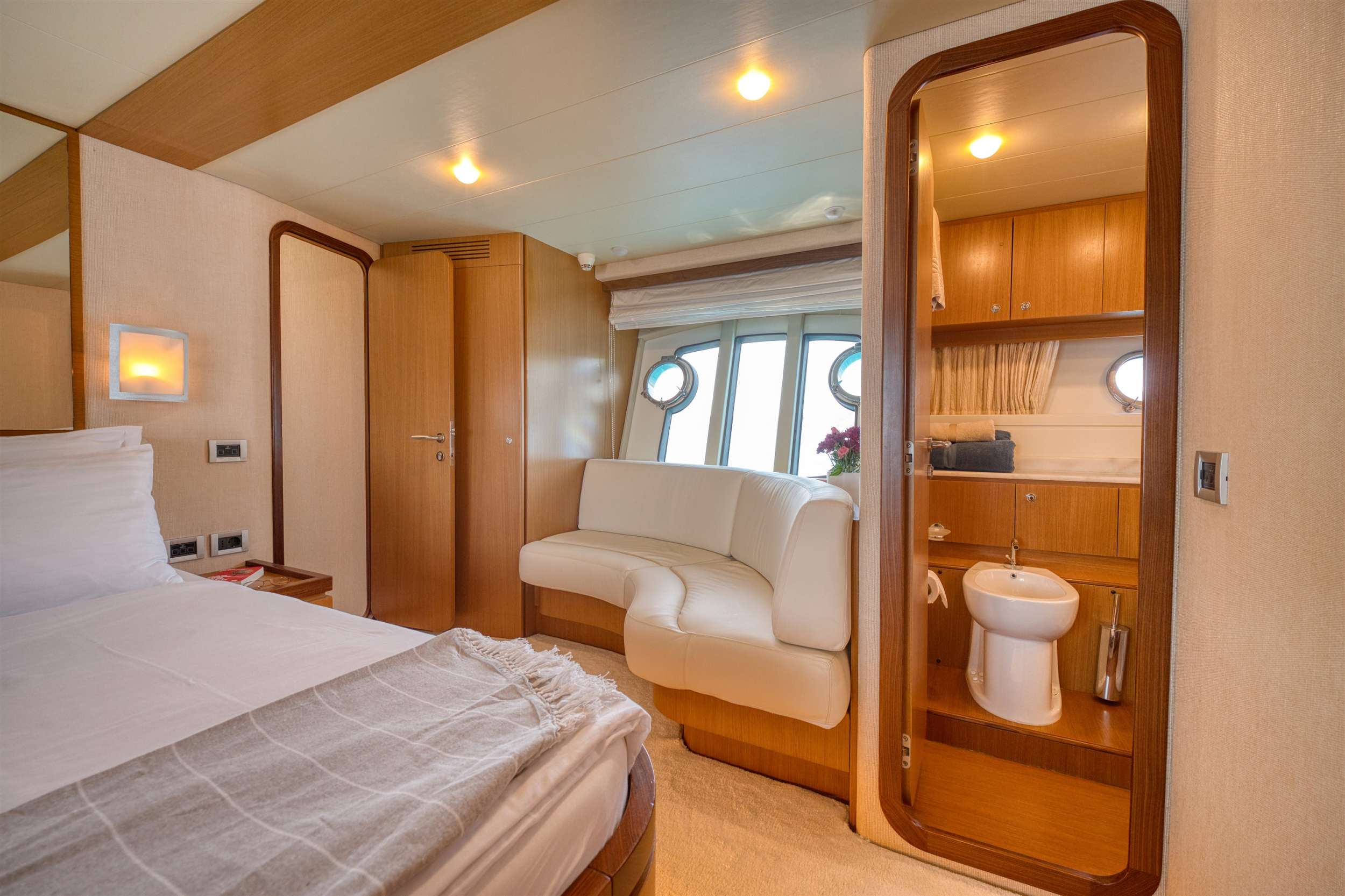 Luxury Crewed Motor Yacht DOMINIQUE - Ferretti 681 - 4 Cabins - Split ...