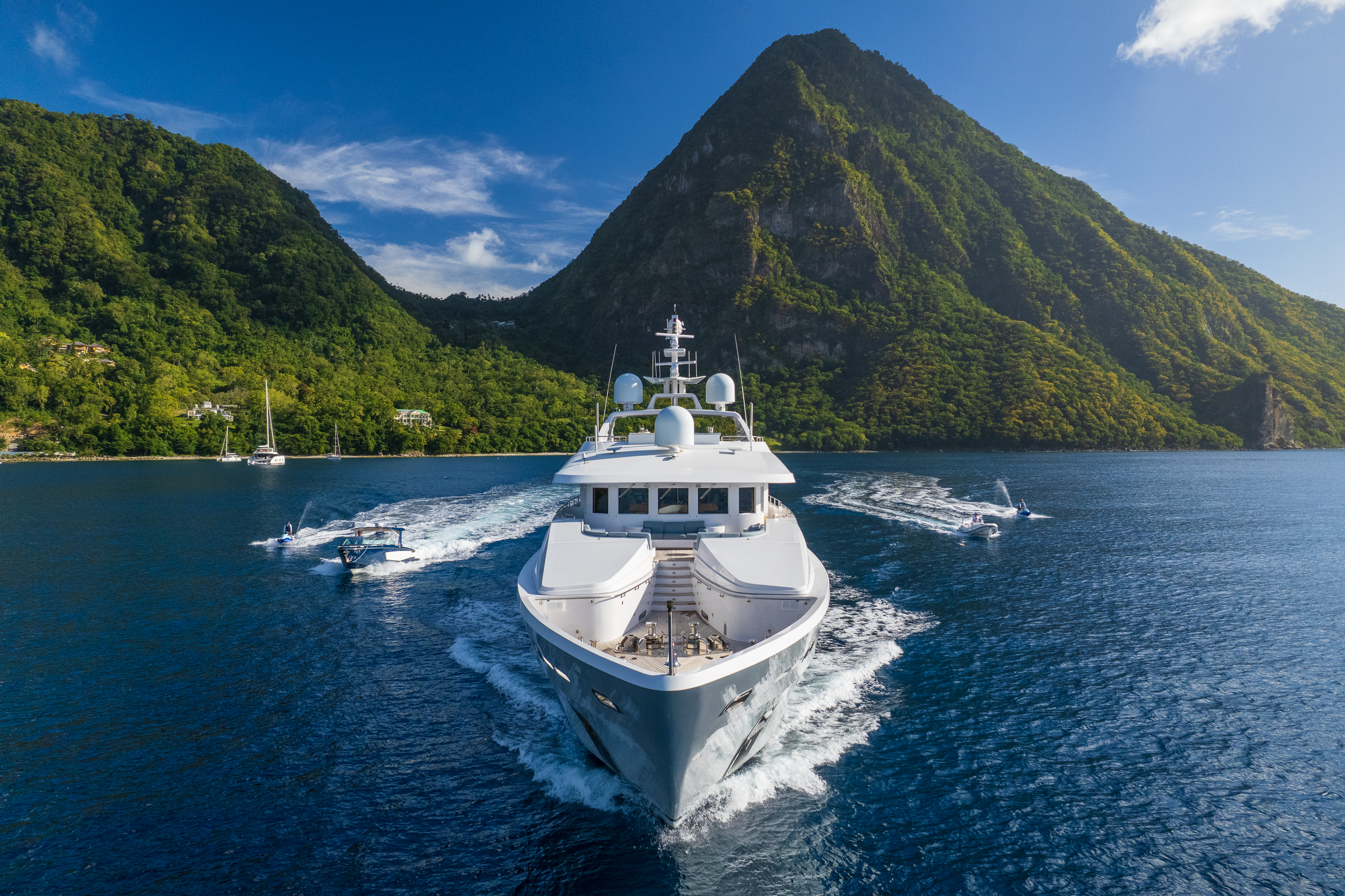 Luxury Crewed Motor Yacht OCEANOS - Mondomarine 49m - 7 Cabins - Nassau ...