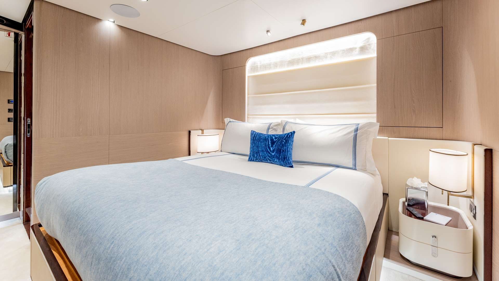 Luxury Crewed Motor Yacht 4 PLAY - Azimut 88 Flybridge - 5 Cabins ...