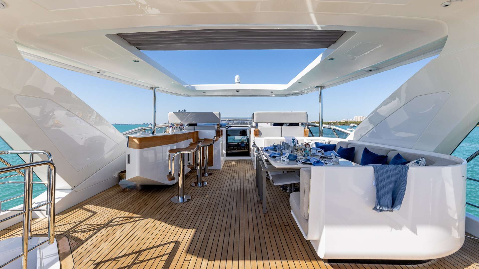 Luxury Crewed Motor Yacht 4 PLAY - Azimut 88 Flybridge - 5 Cabins ...