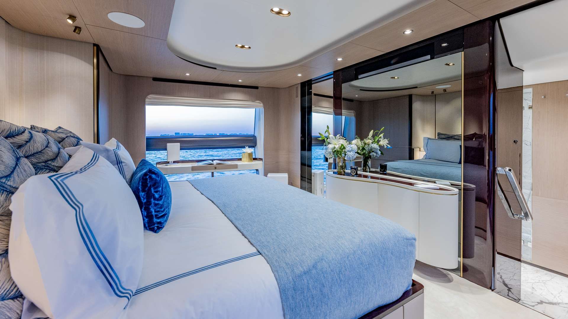 Luxury Crewed Motor Yacht 4 PLAY - Azimut 88 Flybridge - 5 Cabins ...
