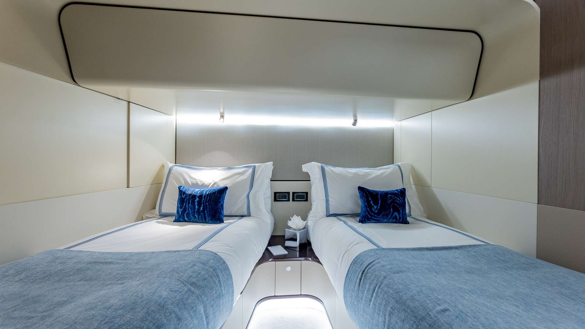 Luxury Crewed Motor Yacht 4 PLAY - Azimut 88 Flybridge - 5 Cabins ...