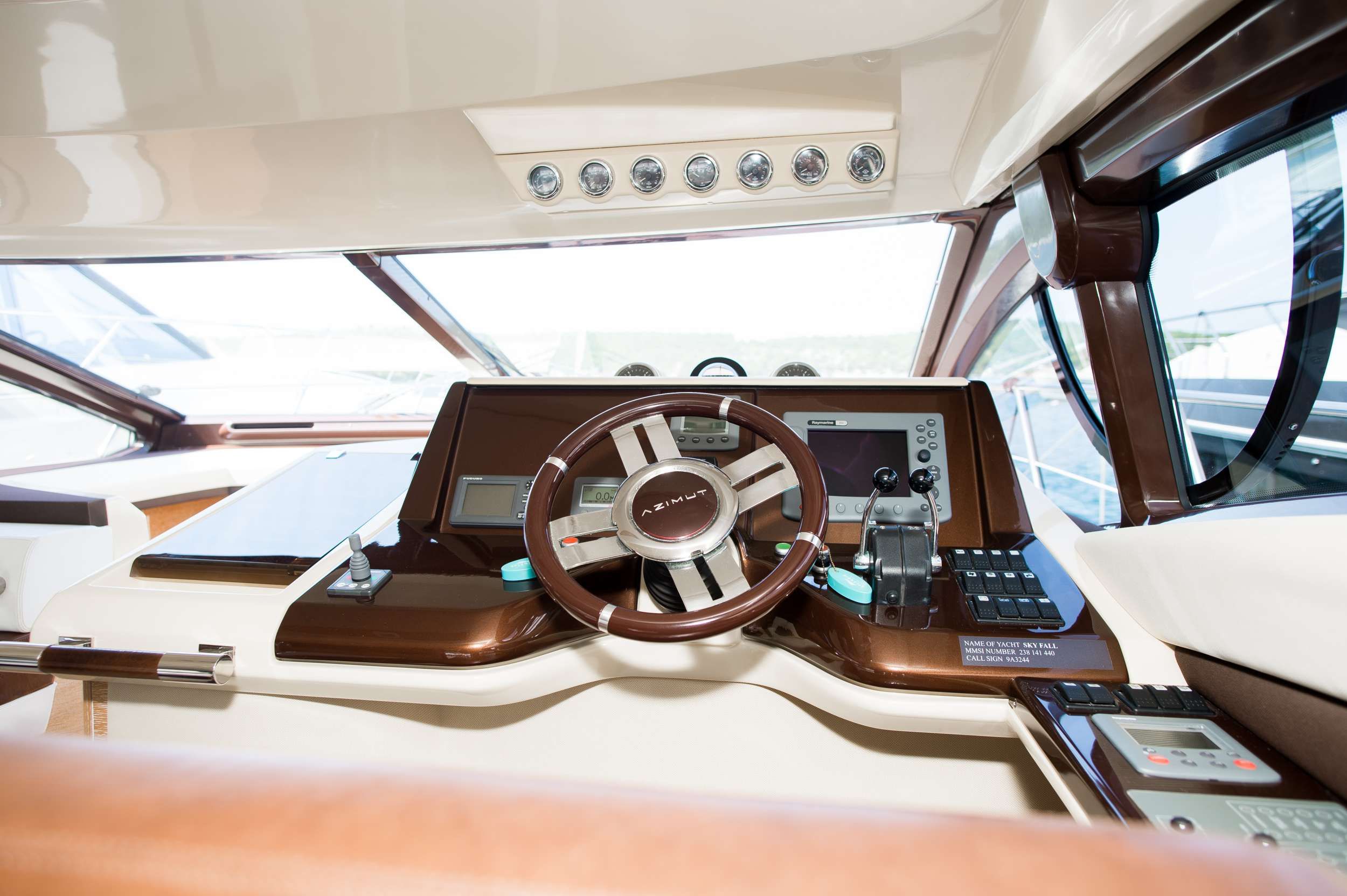 Luxury Crewed Motor Yacht SKYFALL - Azimut 47 Fly - 3 Cabins - Sibenik ...