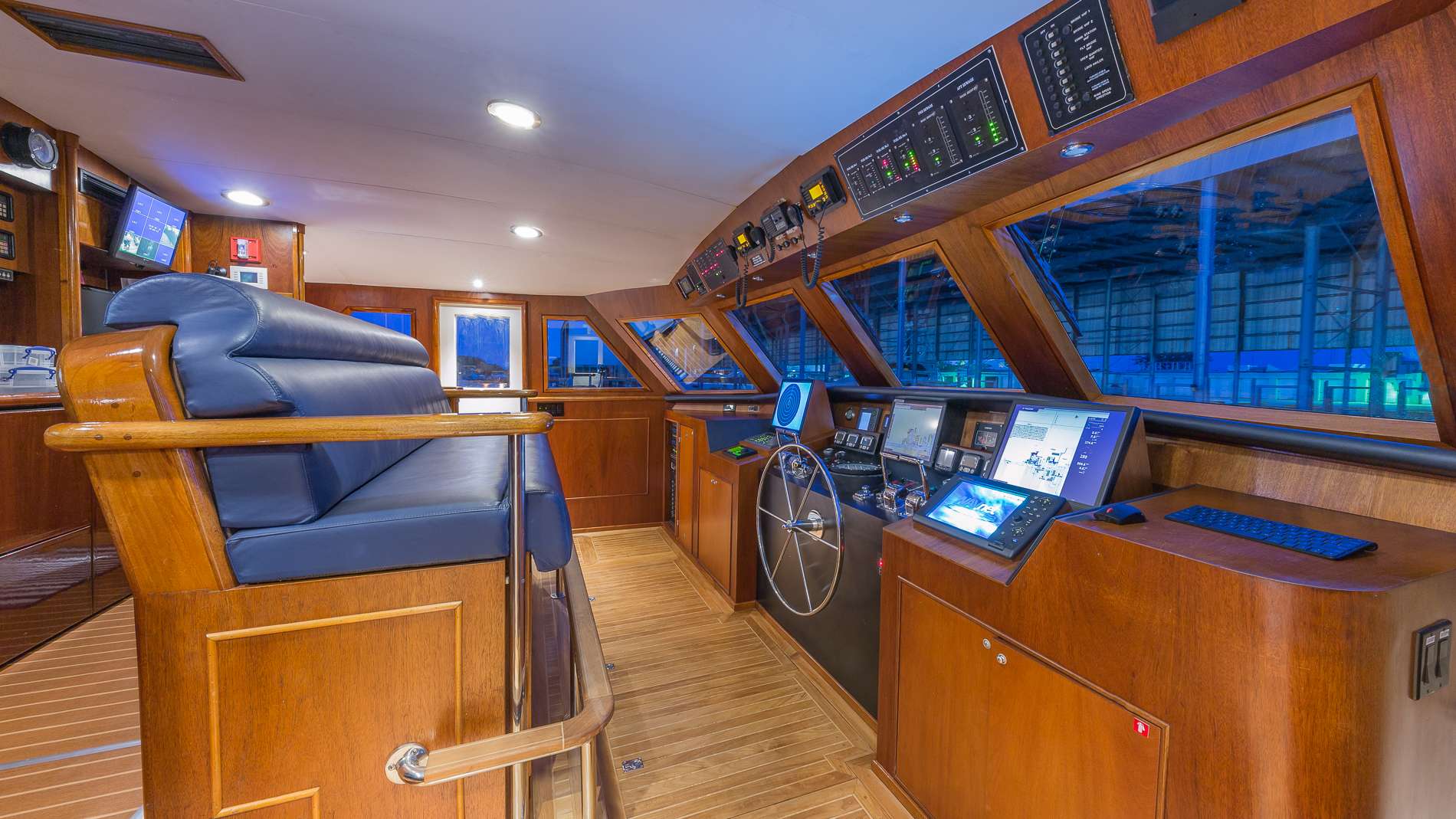 Luxury Crewed Motor Yacht ARIADNE - Breaux Bay Craft 37m - 4 Cabins ...