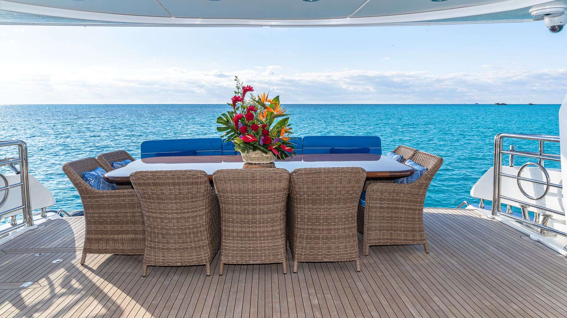 Luxury Motor Yacht KEFI - Sunseeker 105 - 4 Cabins - New England ...