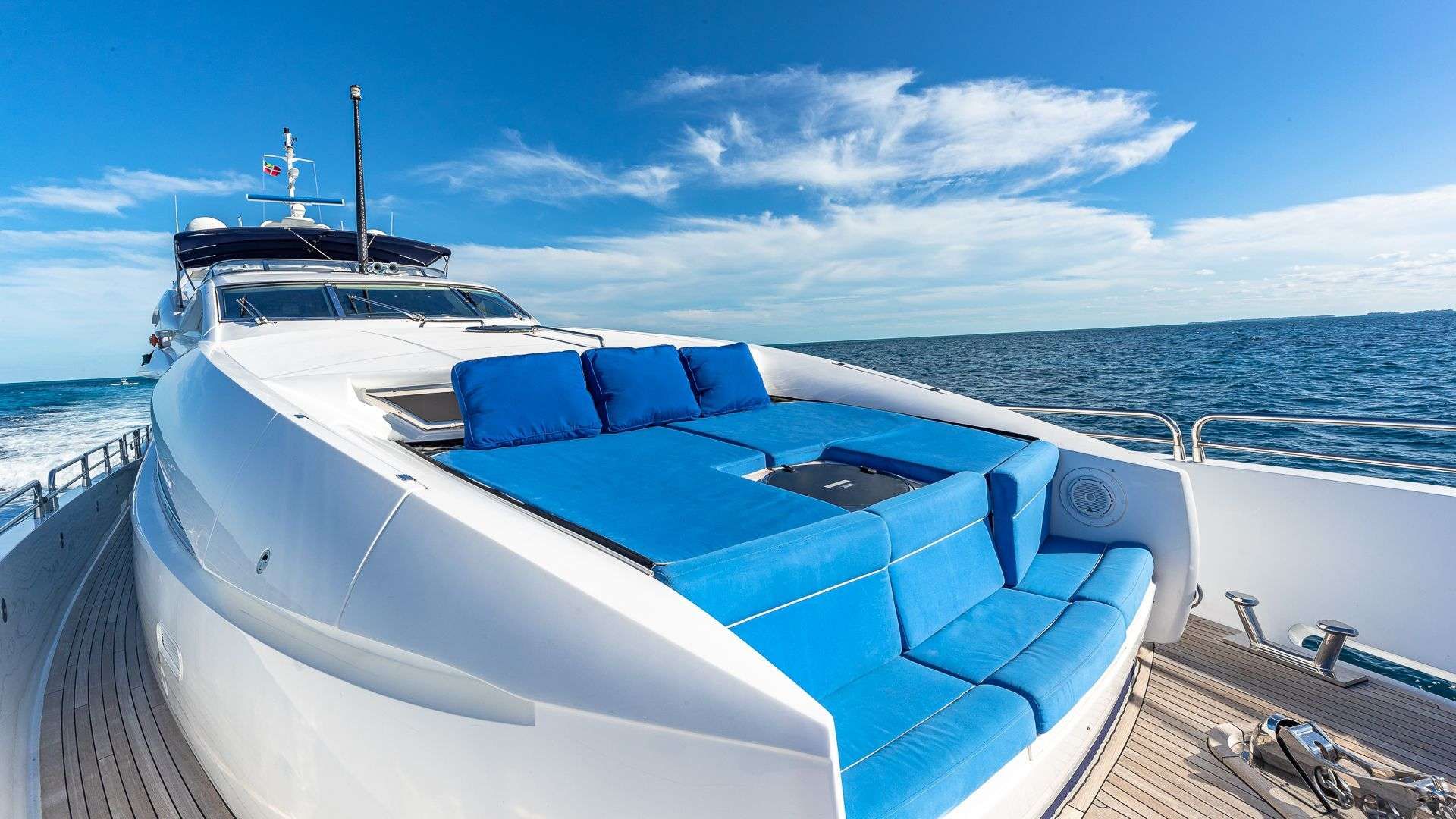 Luxury Motor Yacht KEFI - Sunseeker 105 - 4 Cabins - New England ...