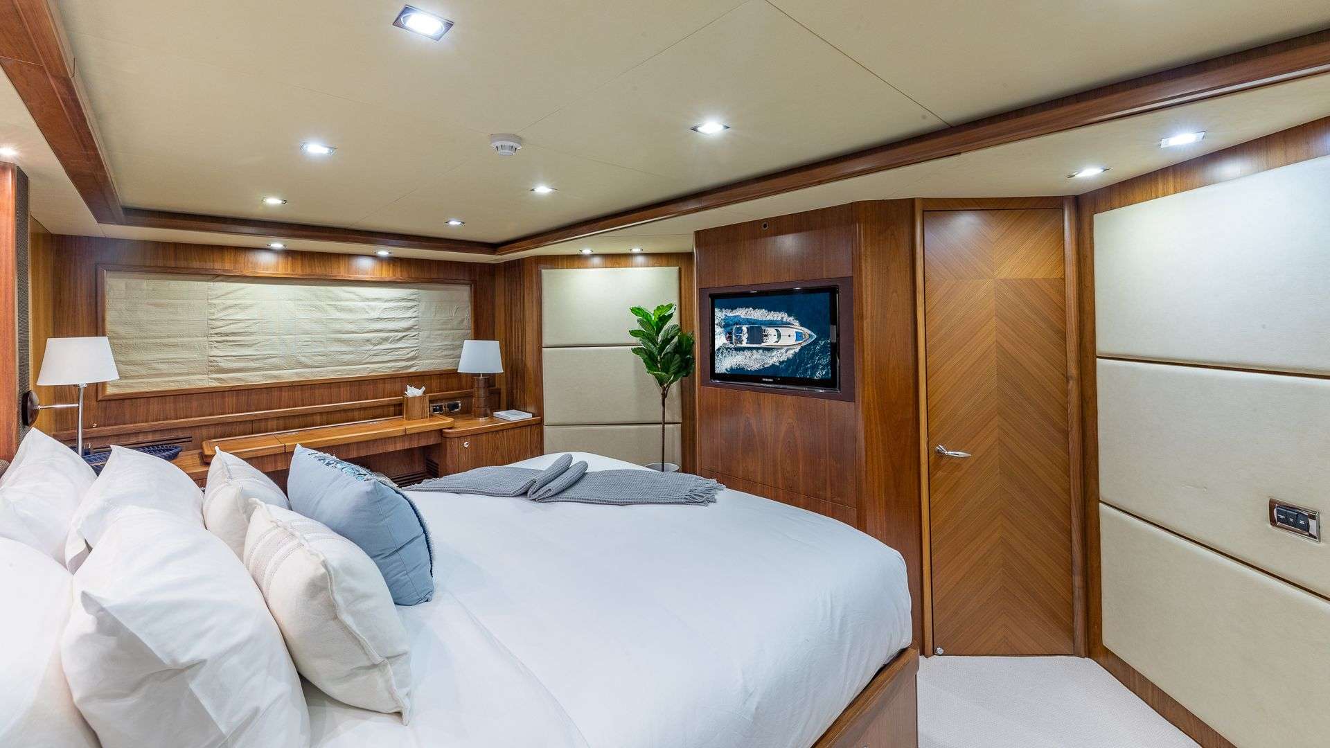 Luxury Motor Yacht KEFI - Sunseeker 105 - 4 Cabins - New England ...