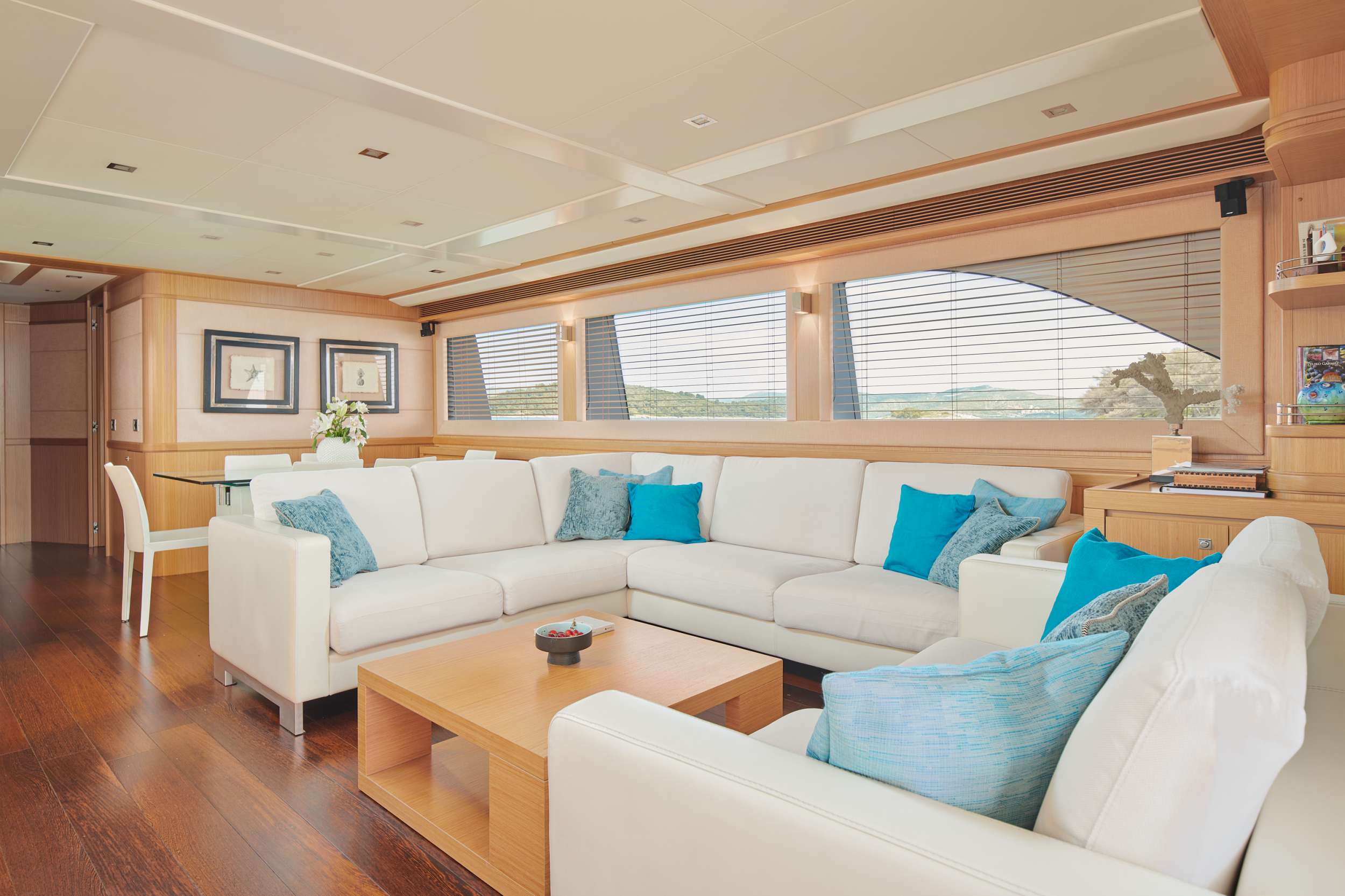 Crewed Motor Yacht FRIENDS BOAT - Ferretti Customline Navetta 86 - 4 ...