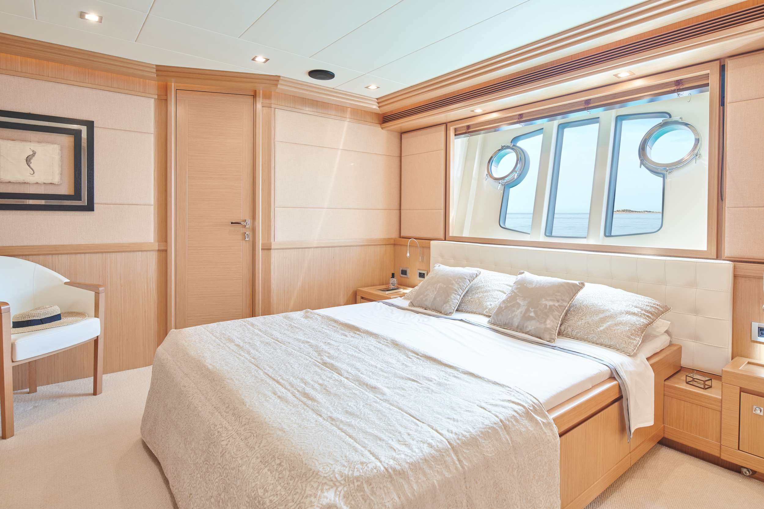 Crewed Motor Yacht FRIENDS BOAT - Ferretti Customline Navetta 86 - 4 ...