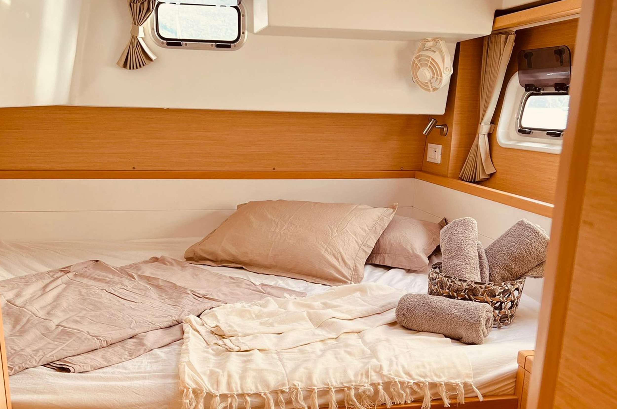 Crewed Catamaran BUMBLEBEE - Lagoon 39 - 3 Cabins - Grenadines Photos ...