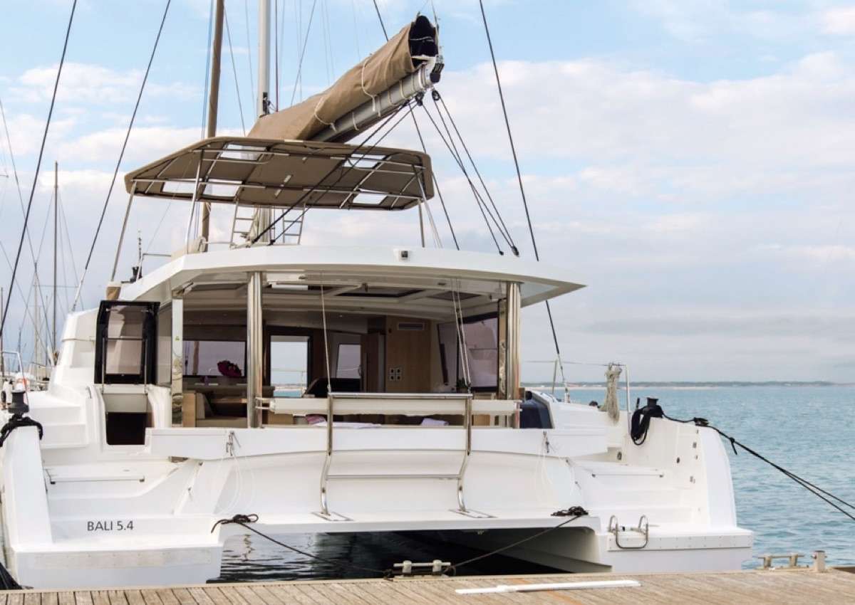 Luxury Crewed Catamaran ESCAPADE - Bali 5.4 - 4 cabins - BVI - USVI ...