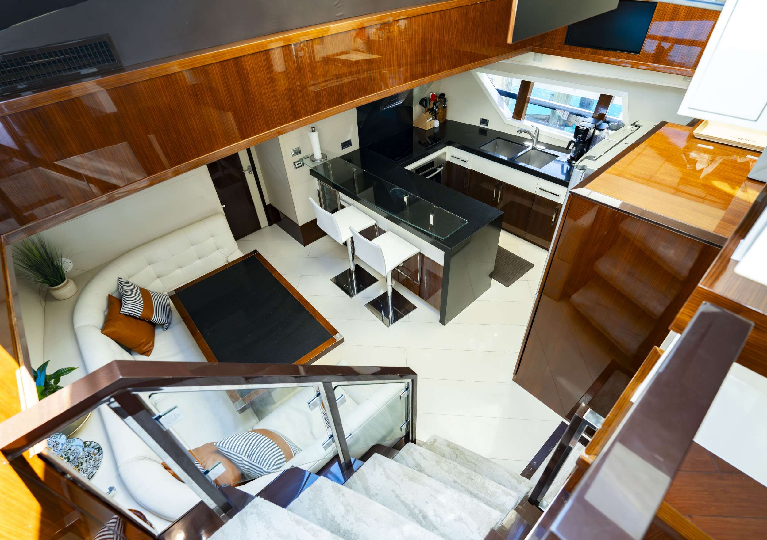 Luxury Crewed Motor Yacht NEW LIFE - Lazzara 92 - 4 Cabins - Nassau ...