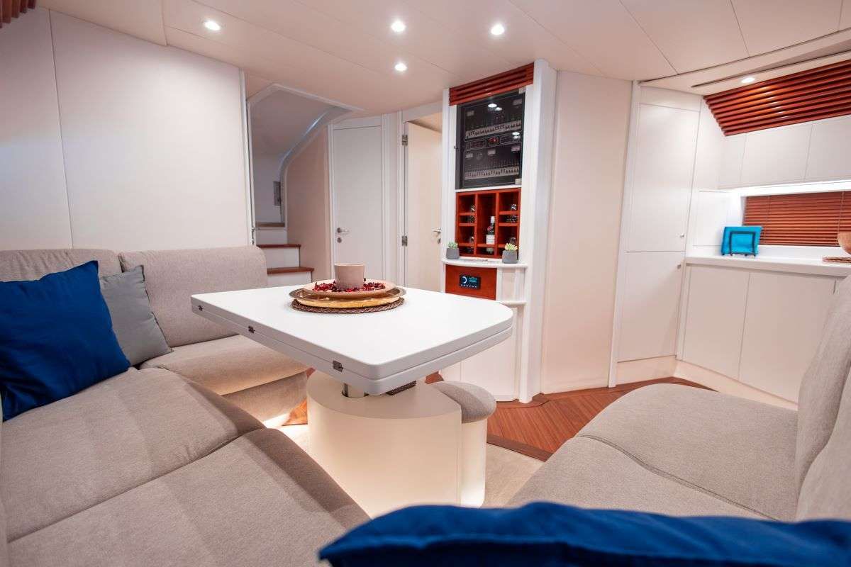 Crewed Motor Yacht MIRA - Pershing 55 - 2 Cabins - Athens - Santorini ...