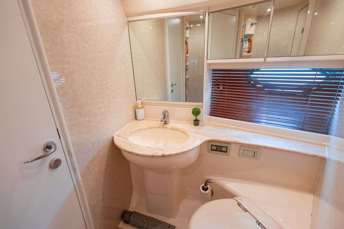 Crewed Motor Yacht MIRA - Pershing 55 - 2 Cabins - Athens - Santorini ...