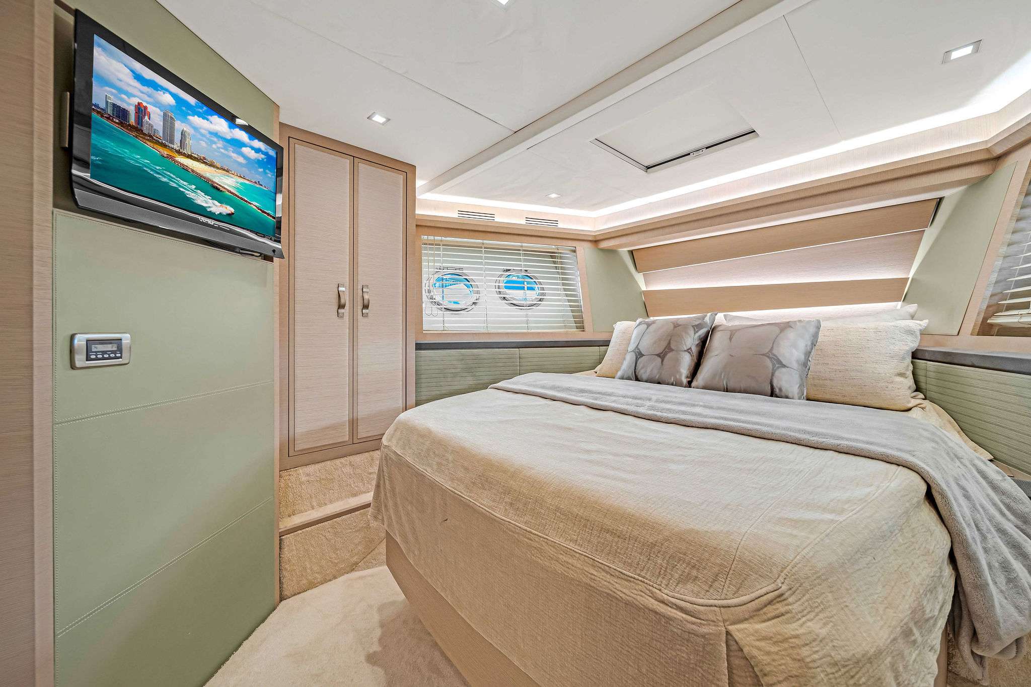 Luxury Crewed Motor Yacht VOLO - Monte Carlo 70 - 4 Cabins - Miami ...