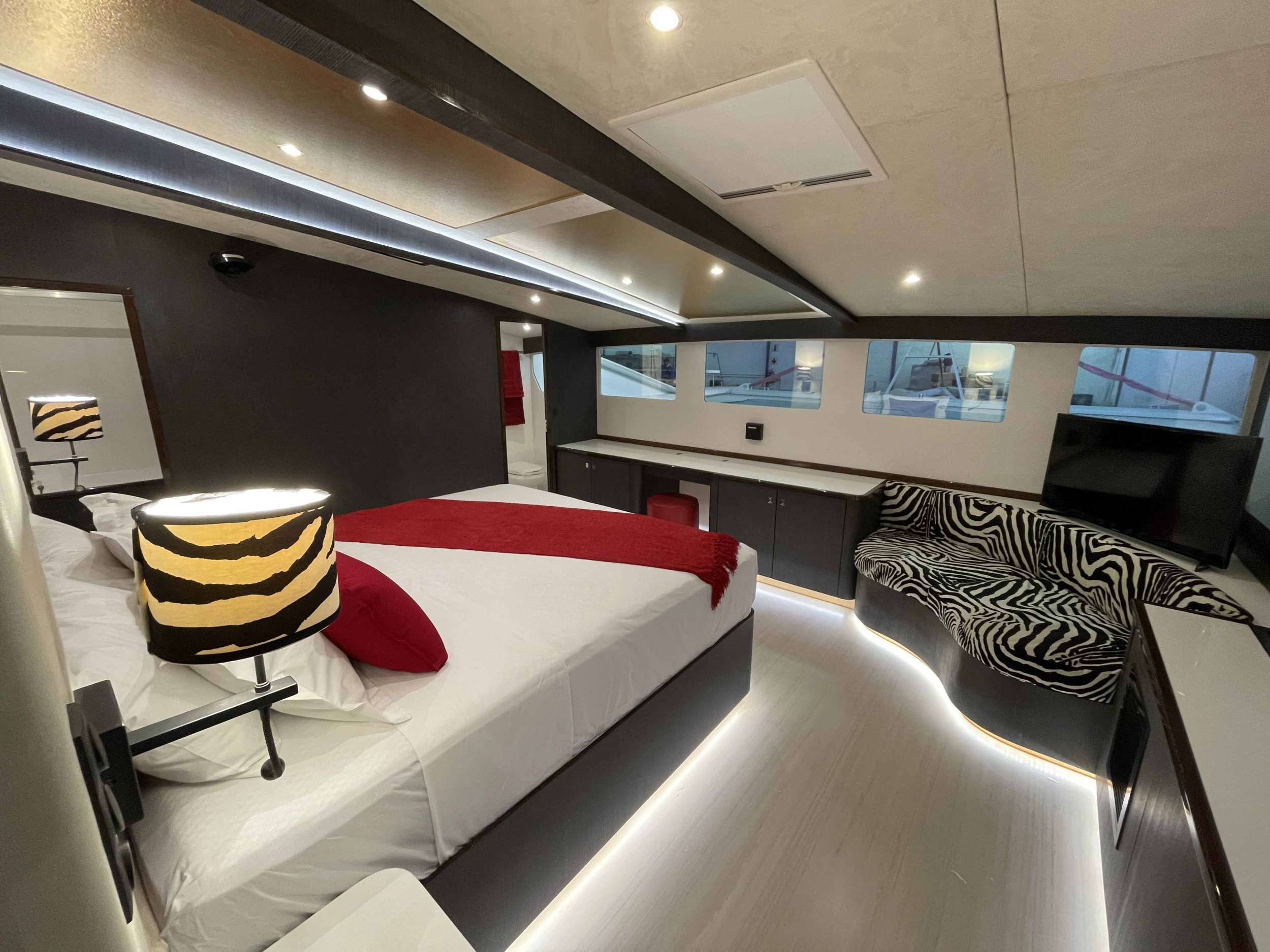 Luxury Crewed Catamaran SKYE - Matrix 80 - 5 Cabins - Tortola - Virgin ...