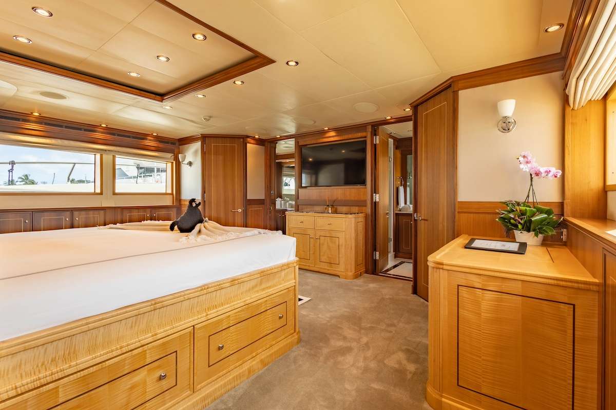 Luxury Crewed Motor Yacht BLACKSHEEP - Palmer Johnson 123 - 4 Cabins ...