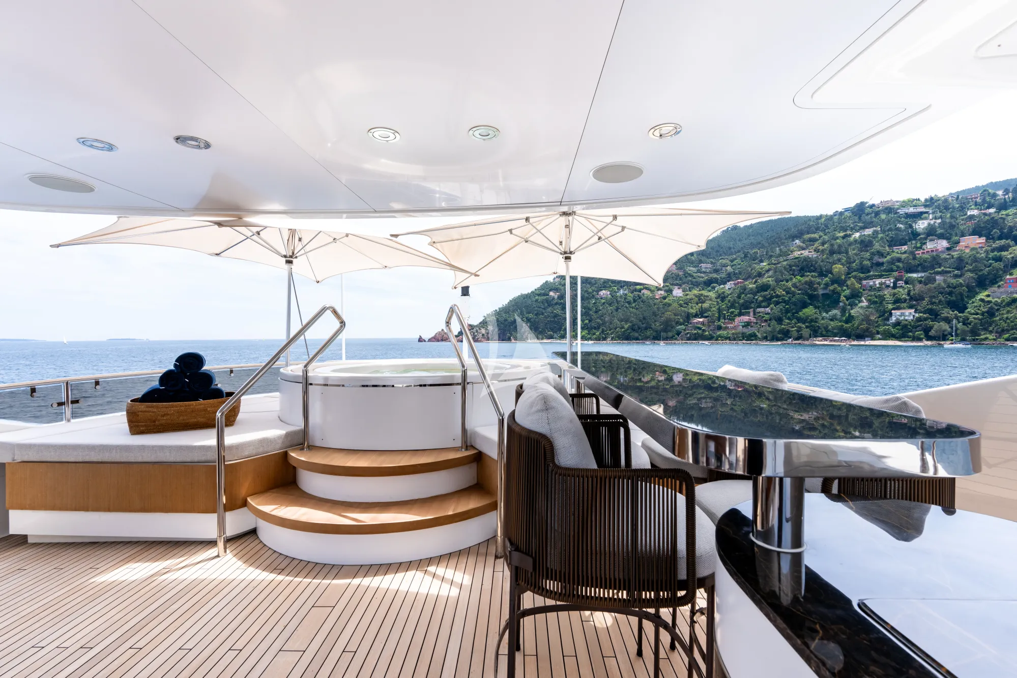 Luxury Crewed Motor Yacht ANYA - Sunseeker Yacht 40m - 5 Cabins ...
