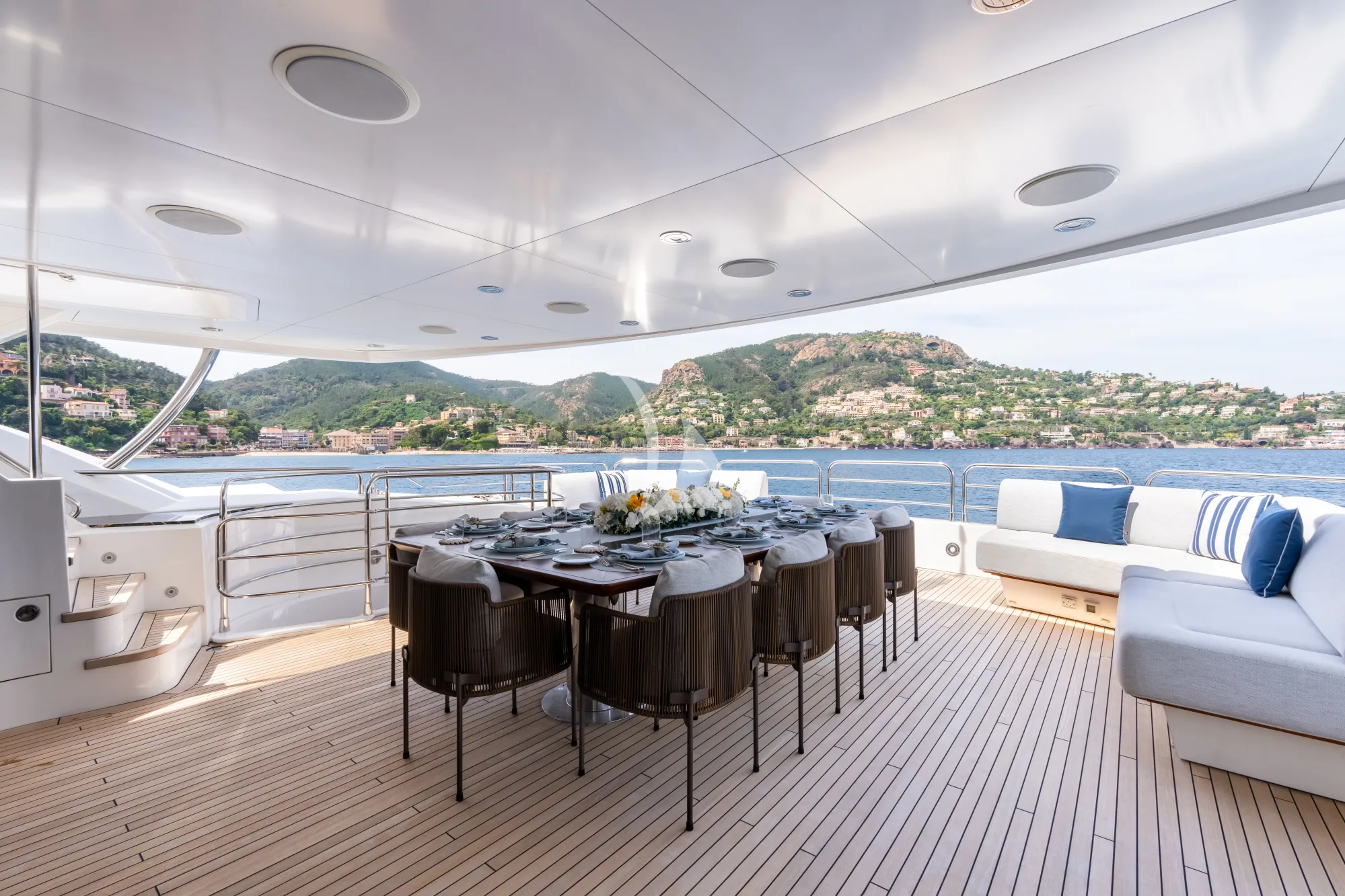 Luxury Crewed Motor Yacht ANYA - Sunseeker Yacht 40m - 5 Cabins ...