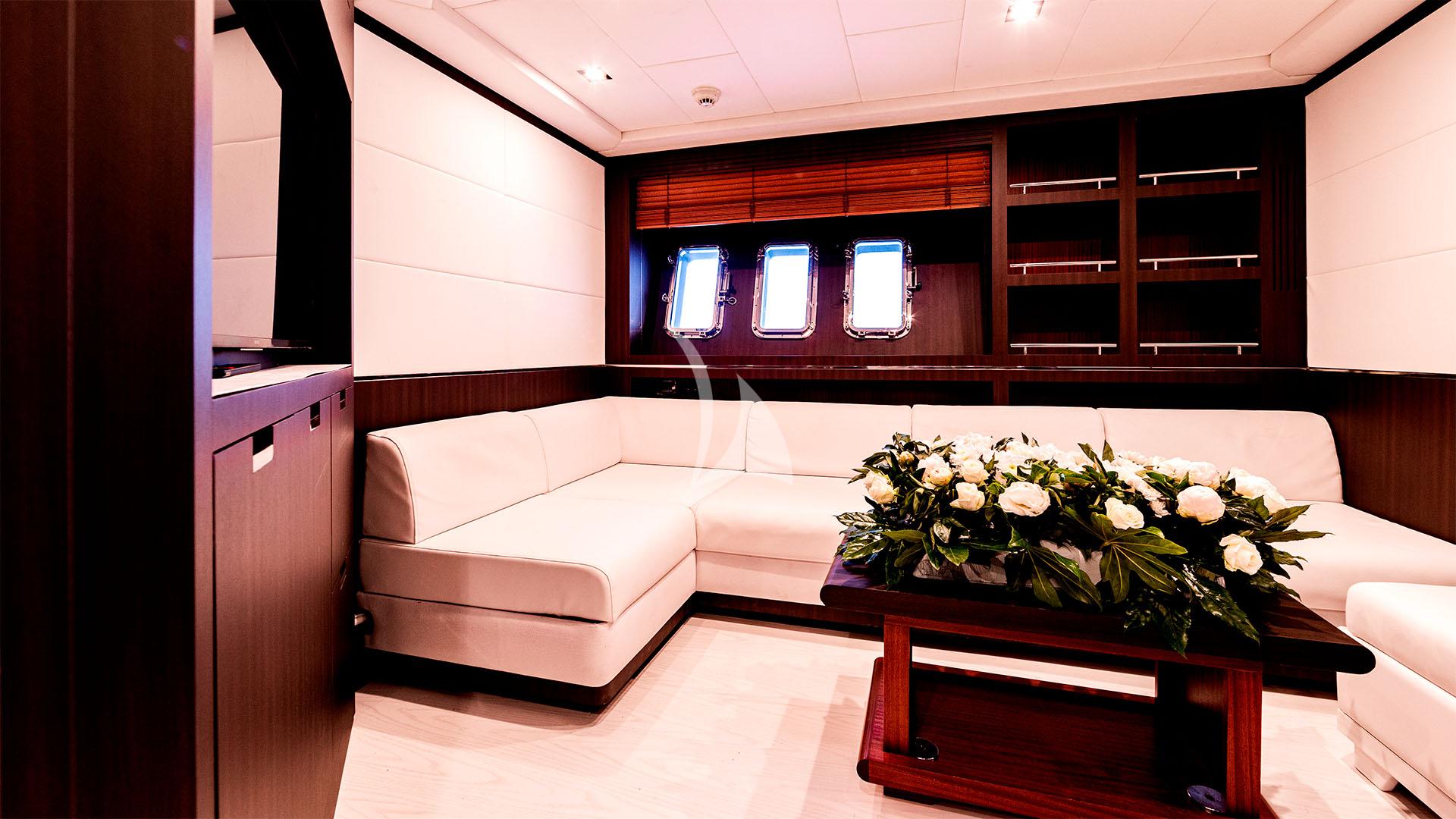 Luxury Crewed Motor Yacht BOBY - Mangusta 80 - 3 Cabins - Naples ...