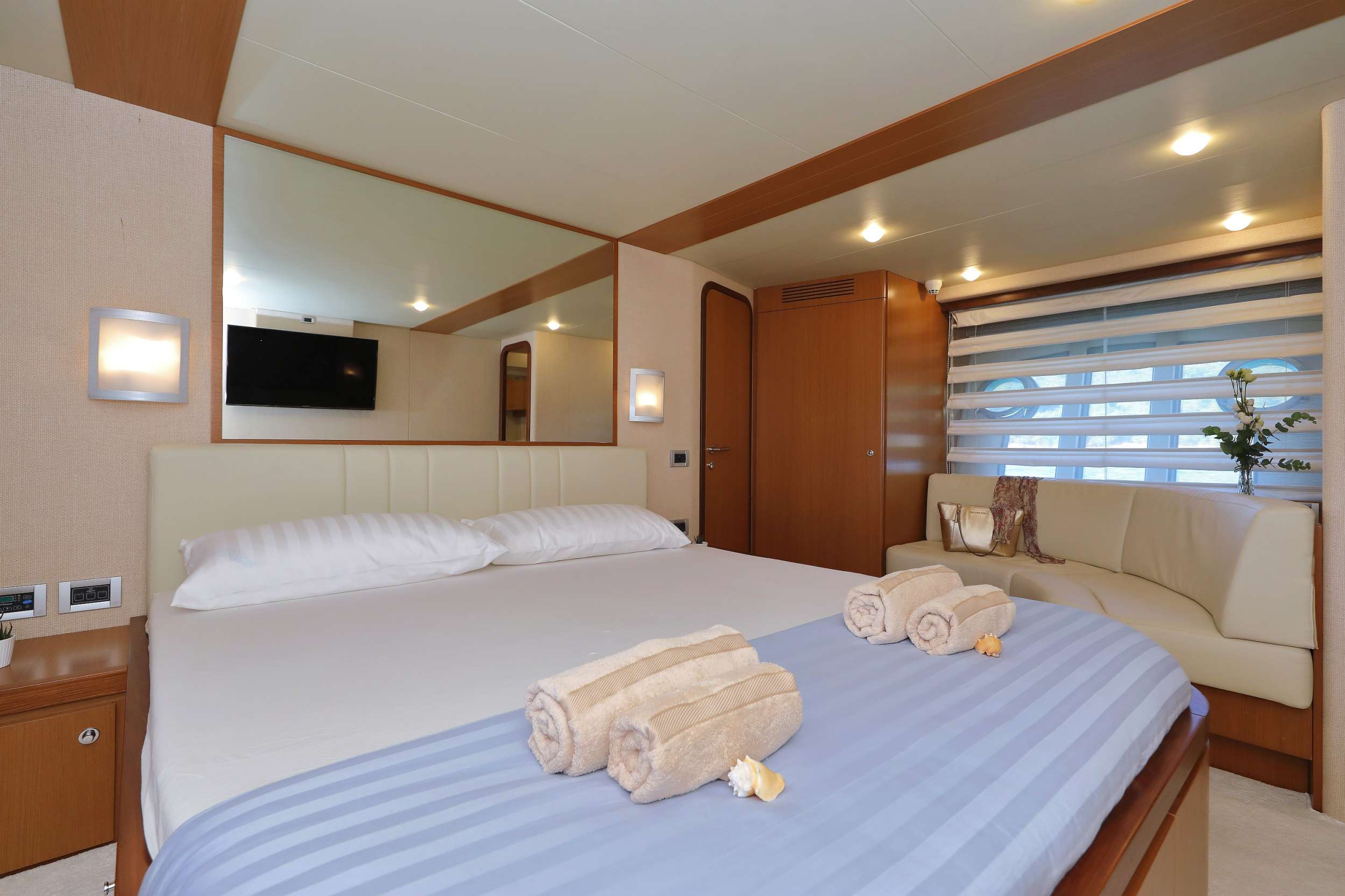 Crewed Motor Yacht DOMINIQUE - Ferretti 681 - 4 Cabins - Split - Hvar ...