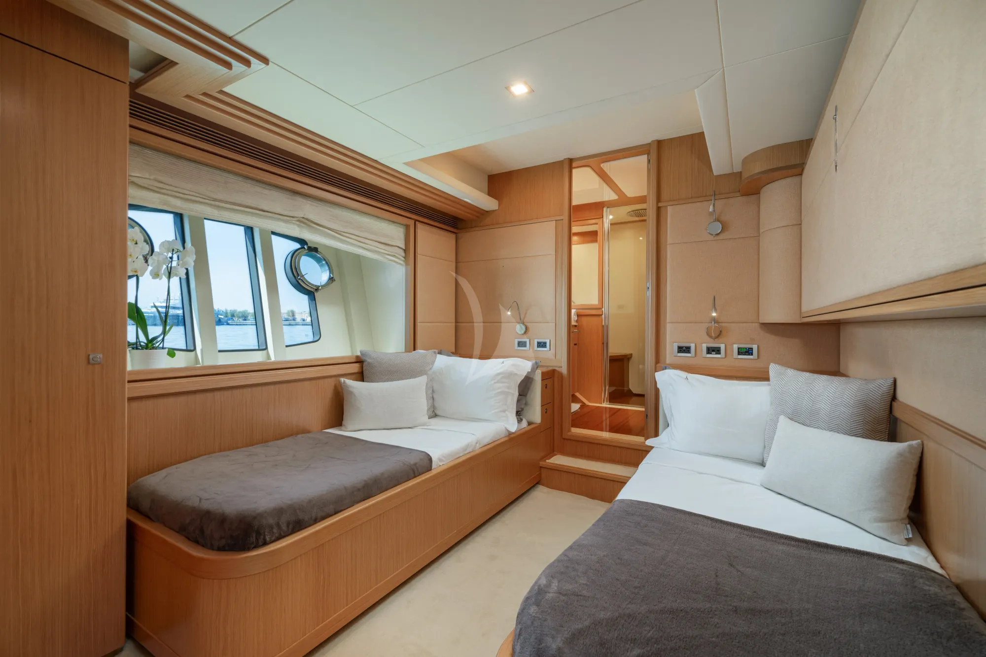 Luxury Crewed Motor Yacht EOLIA - Ferretti 86 - 5 Cabins - Naples ...