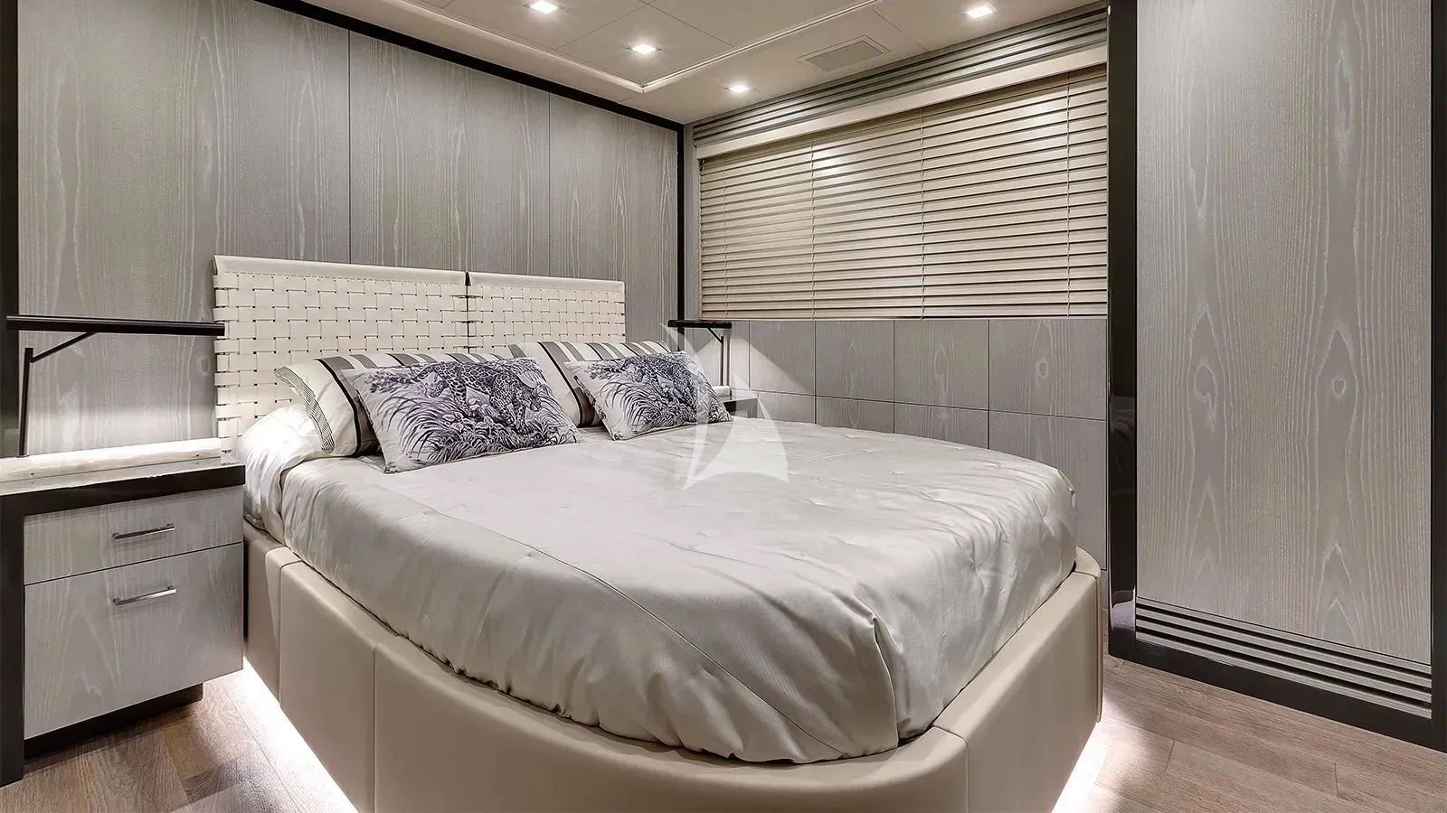 Luxury Crewed Motor Yacht IARY - Overmarine Mangusta 110 - 4 Cabins ...