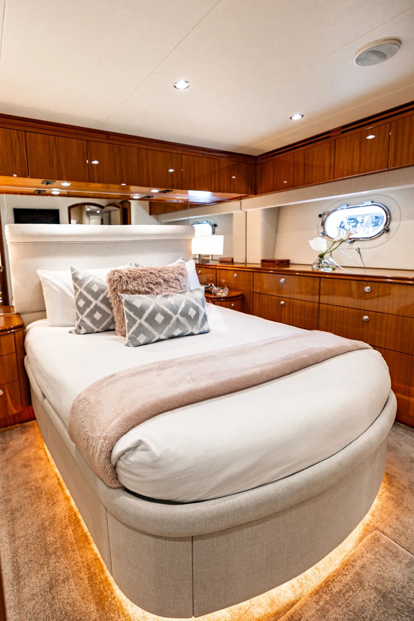 Crewed Motor Yacht INDY - Hatteras 85 - 4 Cabins - Newport - Martha’s ...
