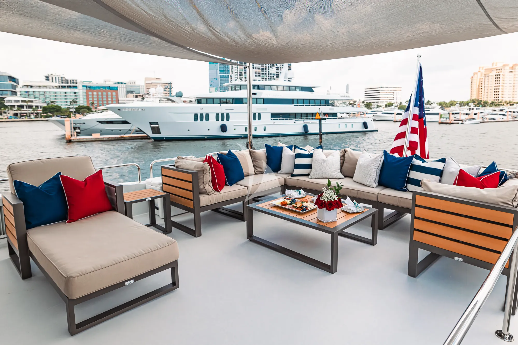 Crewed Motor Yacht INDY - Hatteras 85 - 4 Cabins - Newport - Martha’s ...