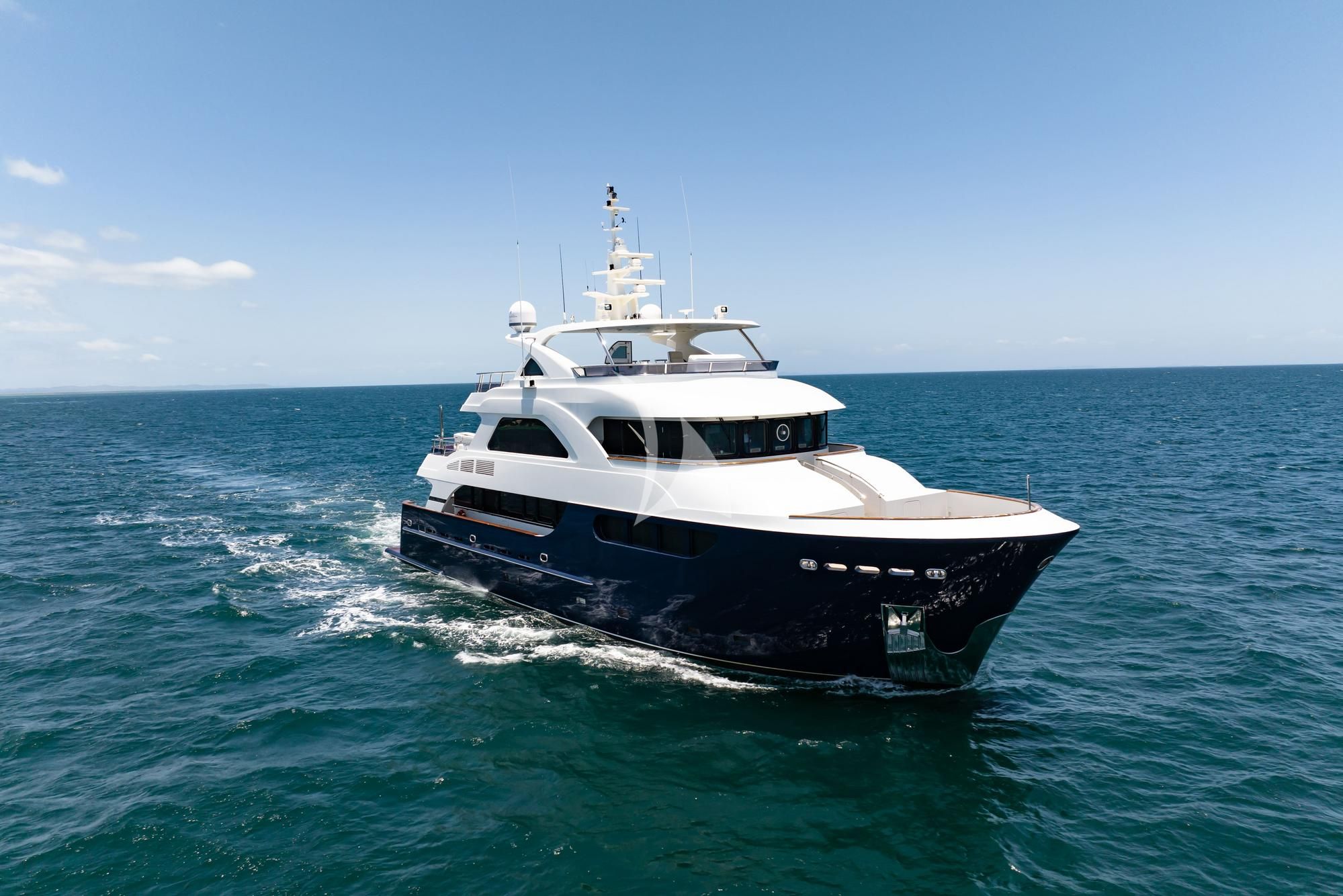 Luxury Crewed Motor Yacht INTRIGUE - Jade Yacht 28m - 4 Cabins - Airlie ...