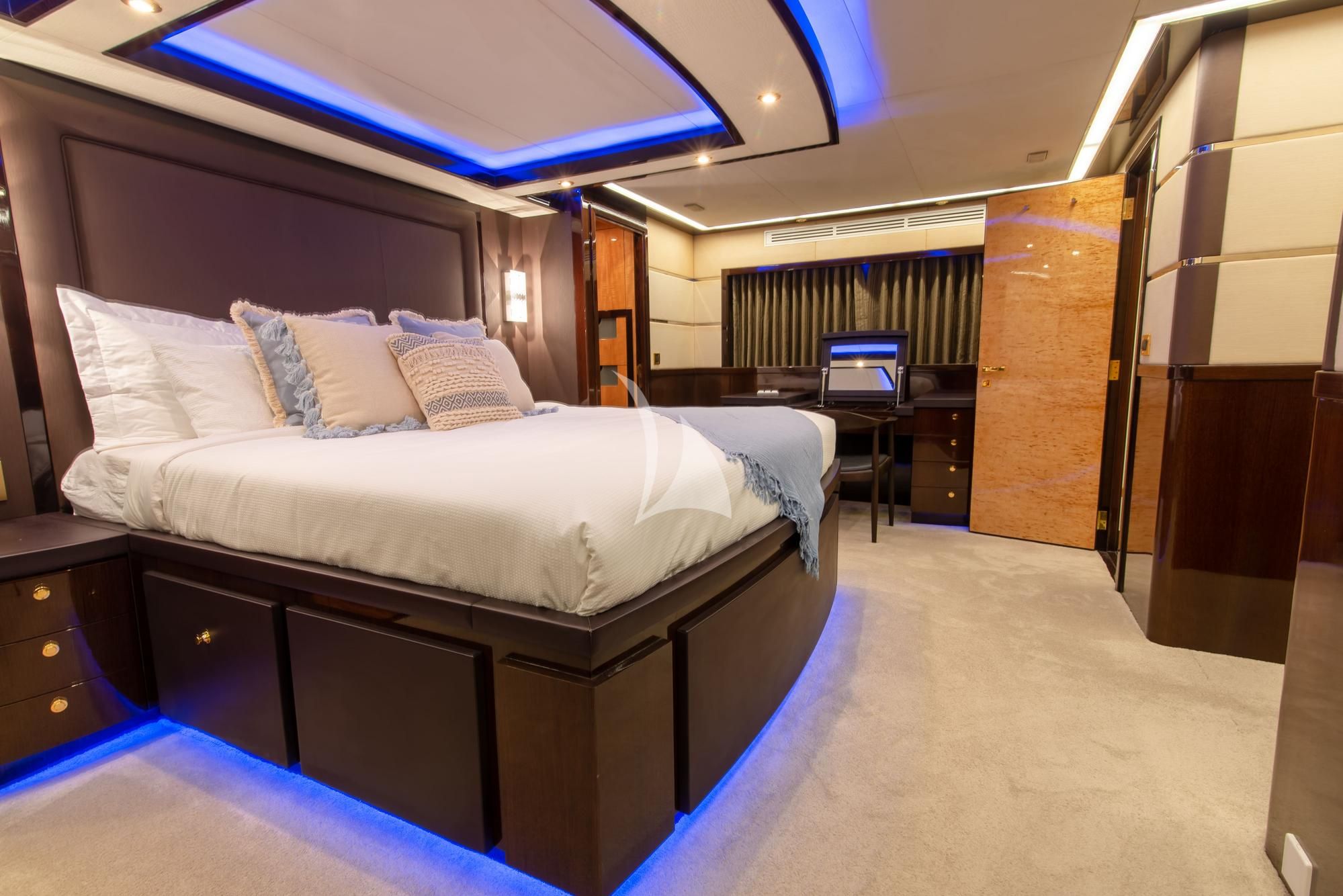 Luxury Crewed Motor Yacht INTRIGUE - Jade Yacht 28m - 4 Cabins - Airlie ...