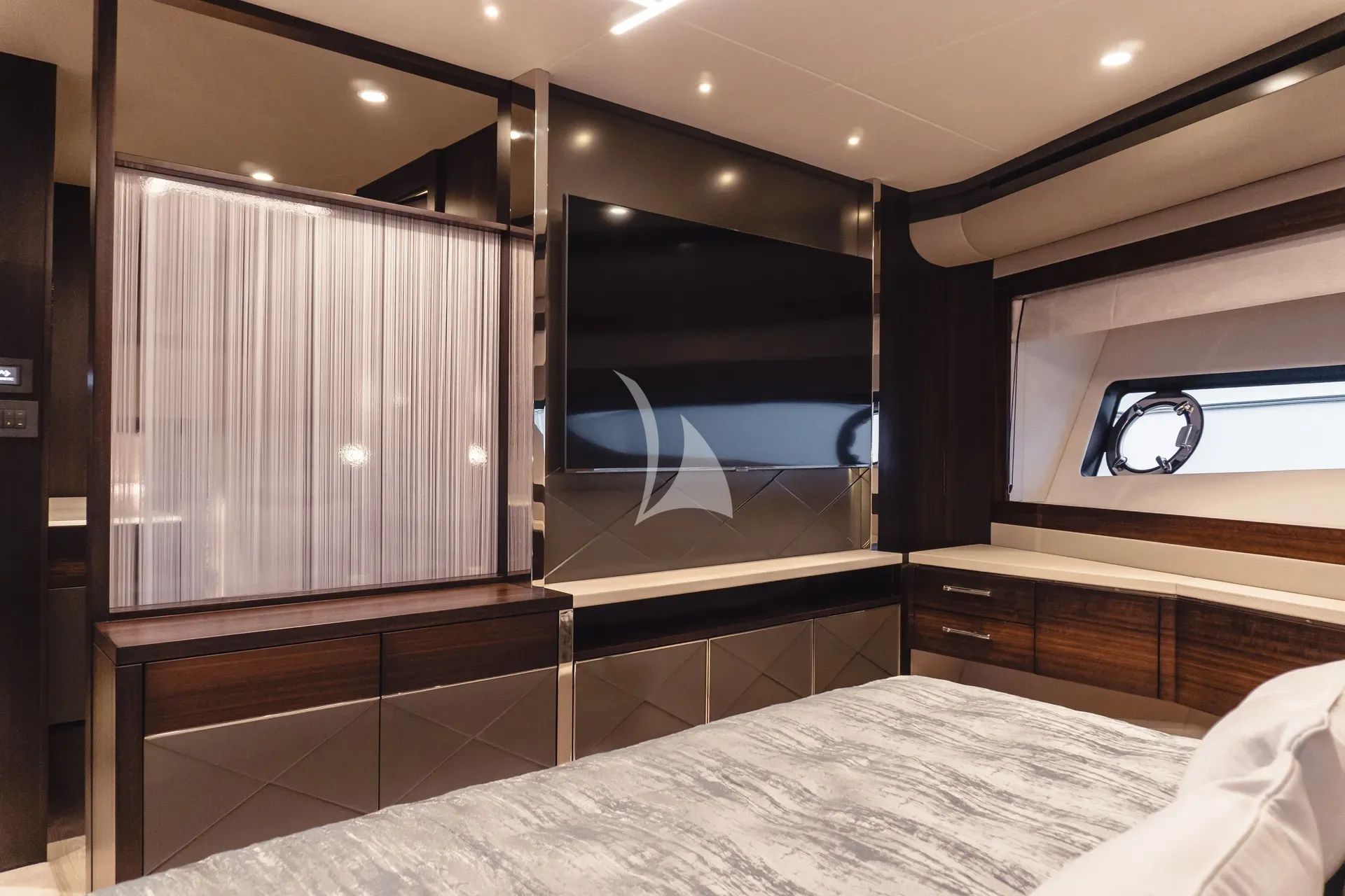 Luxury Crewed Motor Yacht JUNIOR - Sunseeker 88 - 4 Cabins - Palma ...