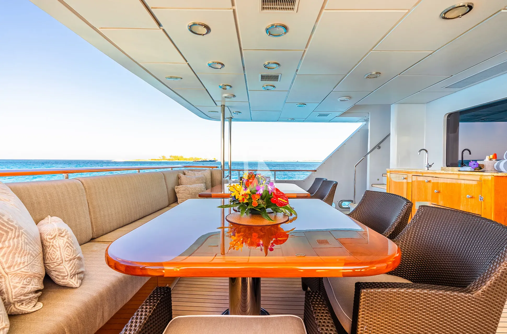 Luxury Crewed Motor Yacht LEVERAGE - Palmer Johnson 125 - Nassau ...