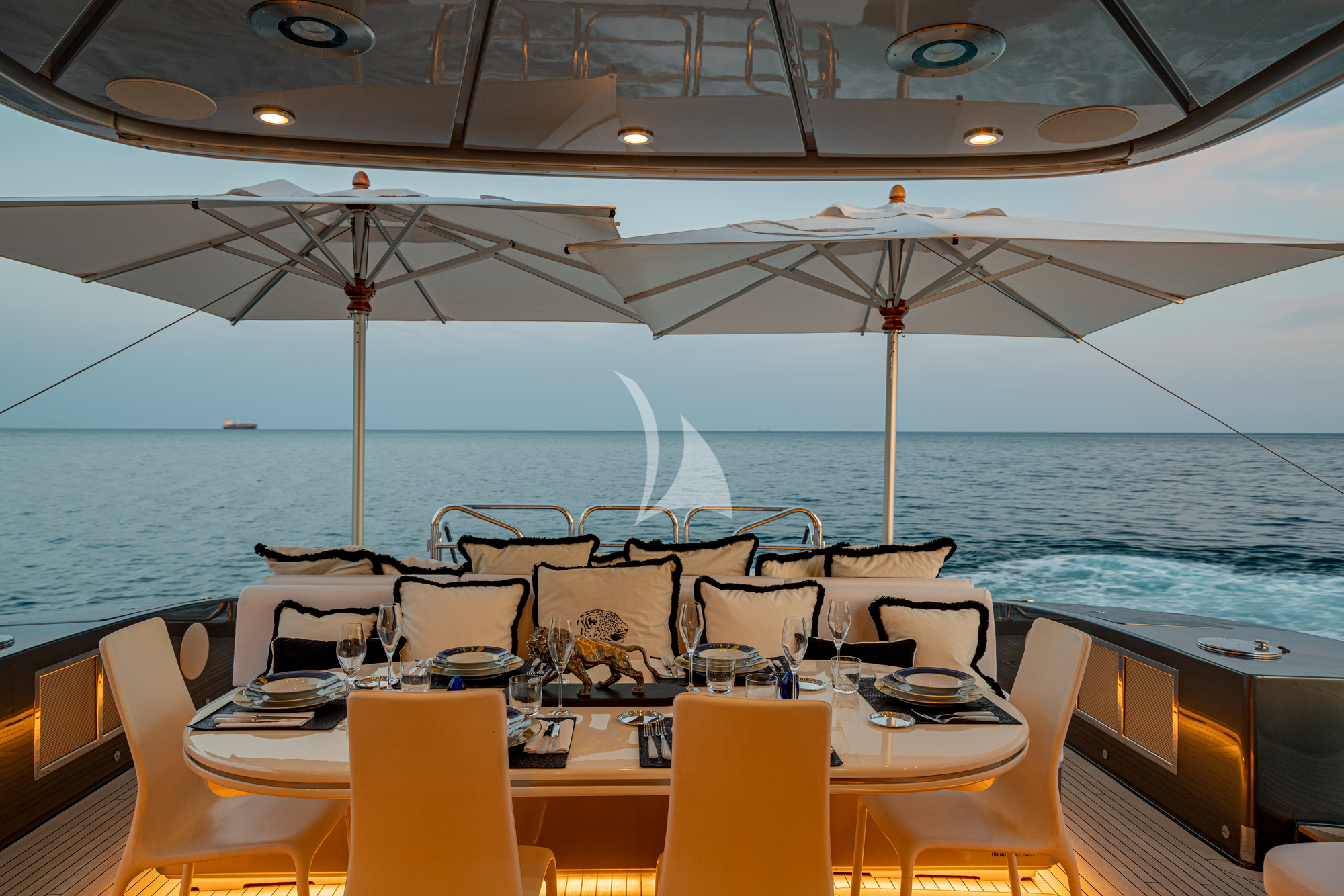 Luxury Crewed Motor Yacht MANU V - Leopard (Arno) 34m - 5 Cabins ...