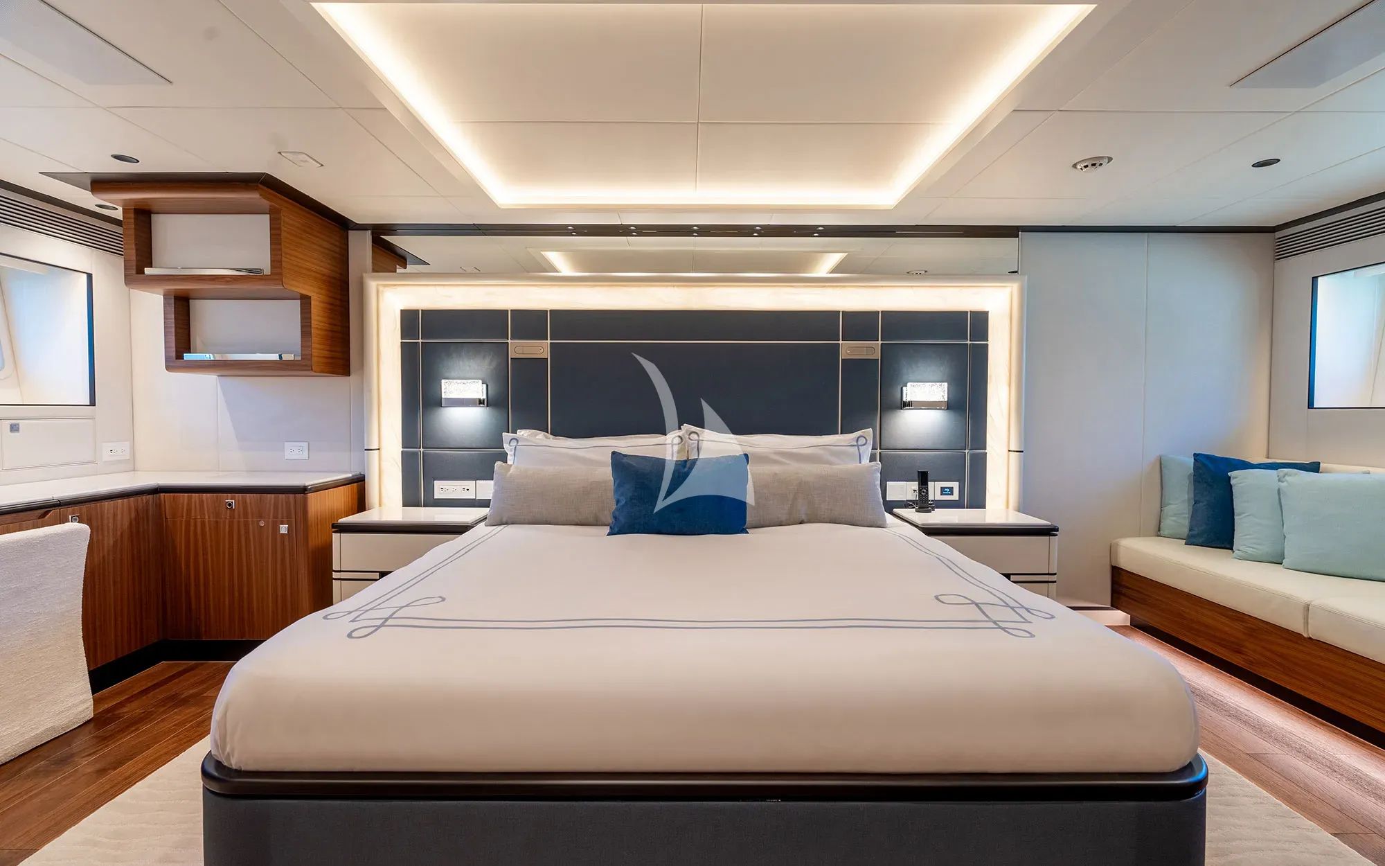Luxury Crewed Motor Yacht MISS MICHELLE - Horizon RP122 - 4 Cabins ...