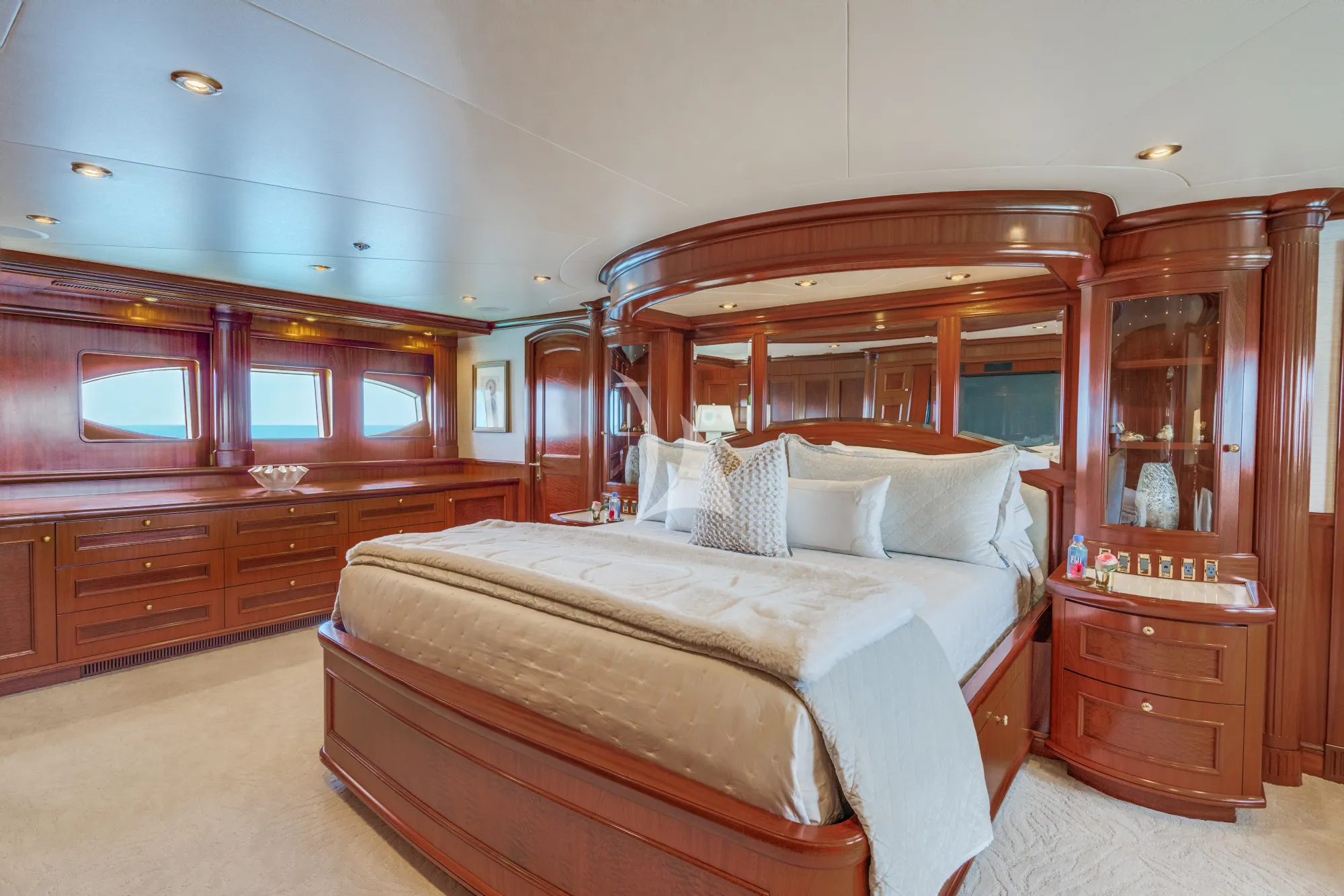 Luxury Crewed Motor Yacht MISS STEPHANIE - Richmond 142 - 6 Cabins ...