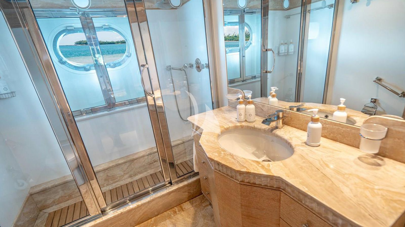 Crewed Motor Yacht ARTEMISEA - Intermarine Savannah 118 - 5 Cabins ...