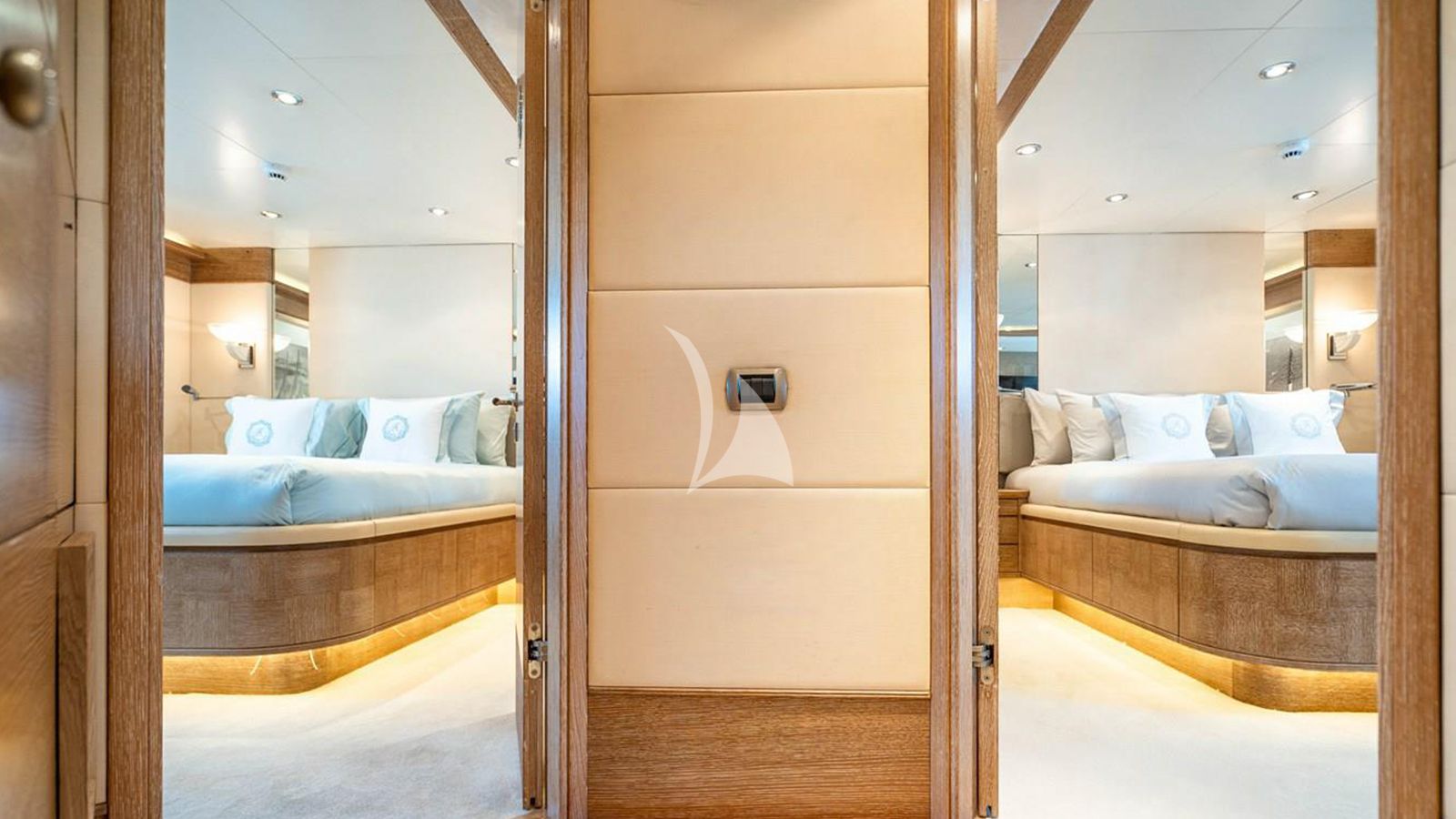 Crewed Motor Yacht ARTEMISEA - Intermarine Savannah 118 - 5 Cabins ...