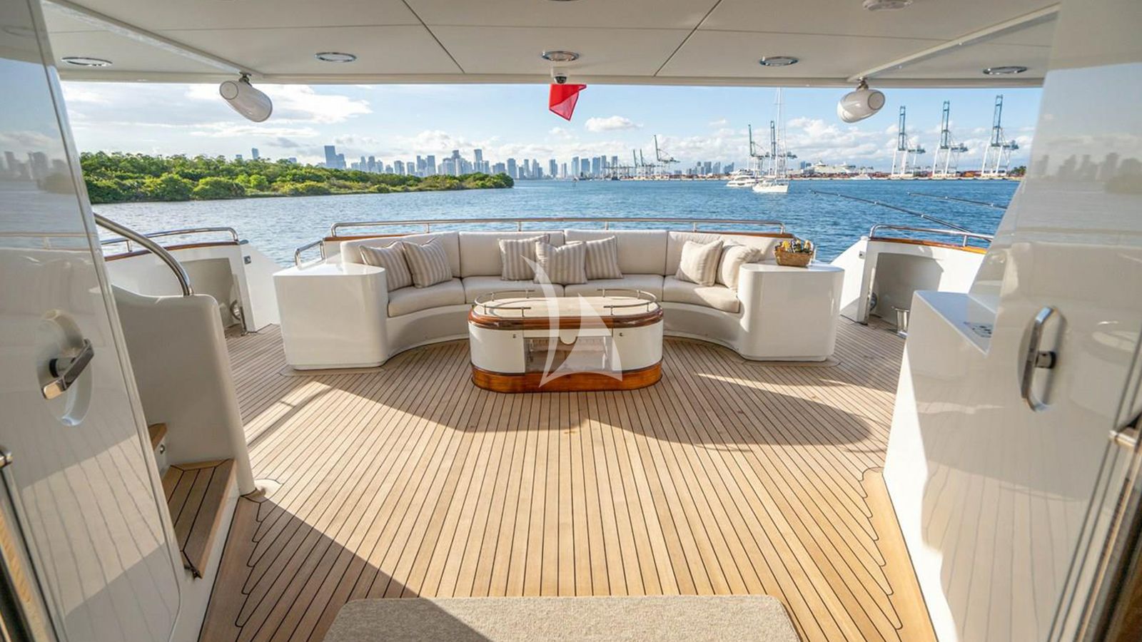 Crewed Motor Yacht ARTEMISEA - Intermarine Savannah 118 - 5 Cabins ...