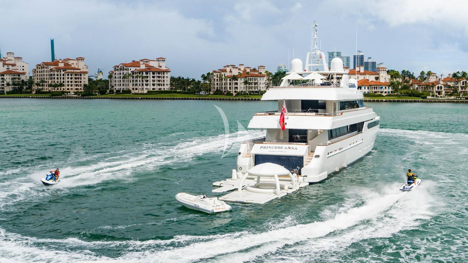 Crewed Motor Yacht ARTEMISEA - Intermarine Savannah 118 - 5 Cabins ...