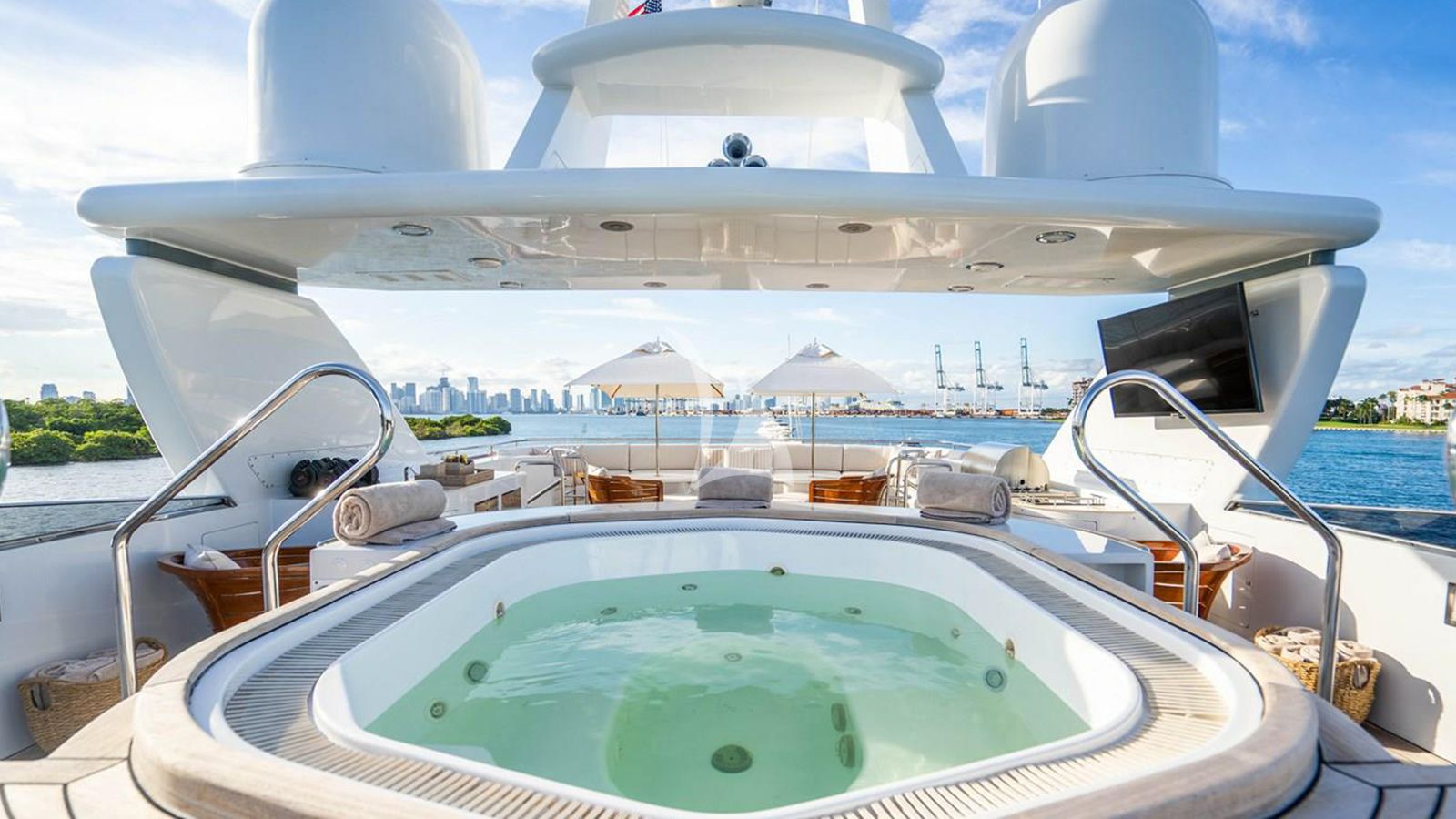 Crewed Motor Yacht ARTEMISEA - Intermarine Savannah 118 - 5 Cabins ...