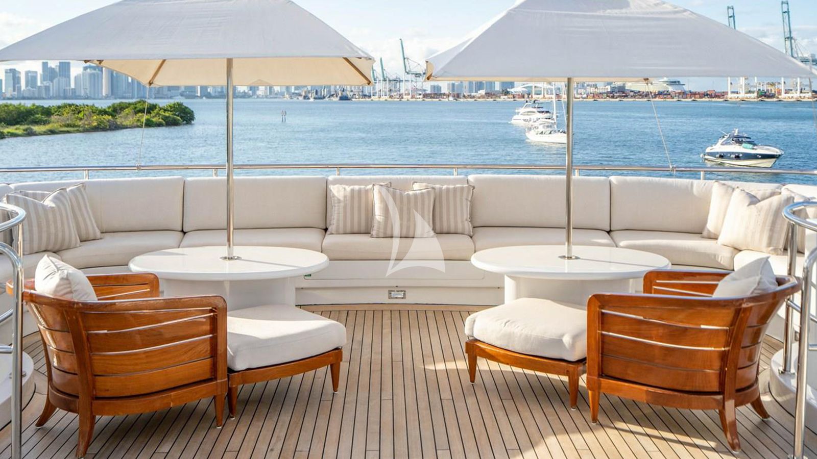 Crewed Motor Yacht ARTEMISEA - Intermarine Savannah 118 - 5 Cabins ...