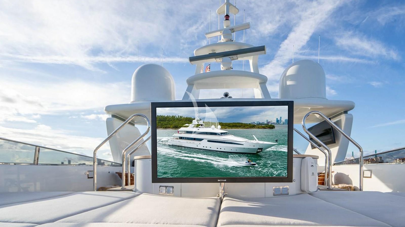 Crewed Motor Yacht ARTEMISEA - Intermarine Savannah 118 - 5 Cabins ...