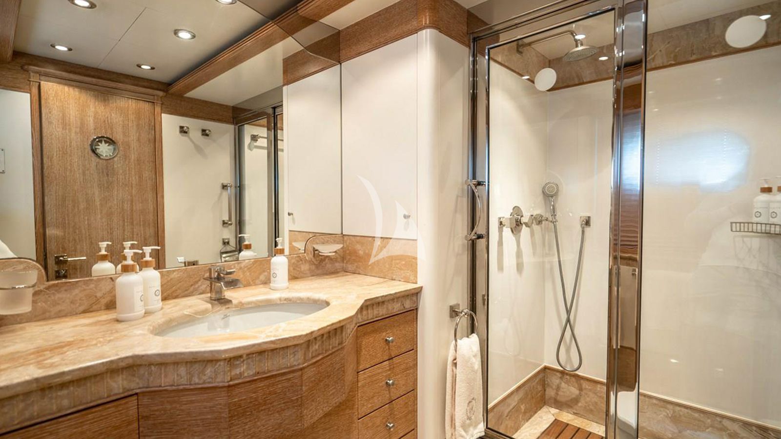 Crewed Motor Yacht ARTEMISEA - Intermarine Savannah 118 - 5 Cabins ...