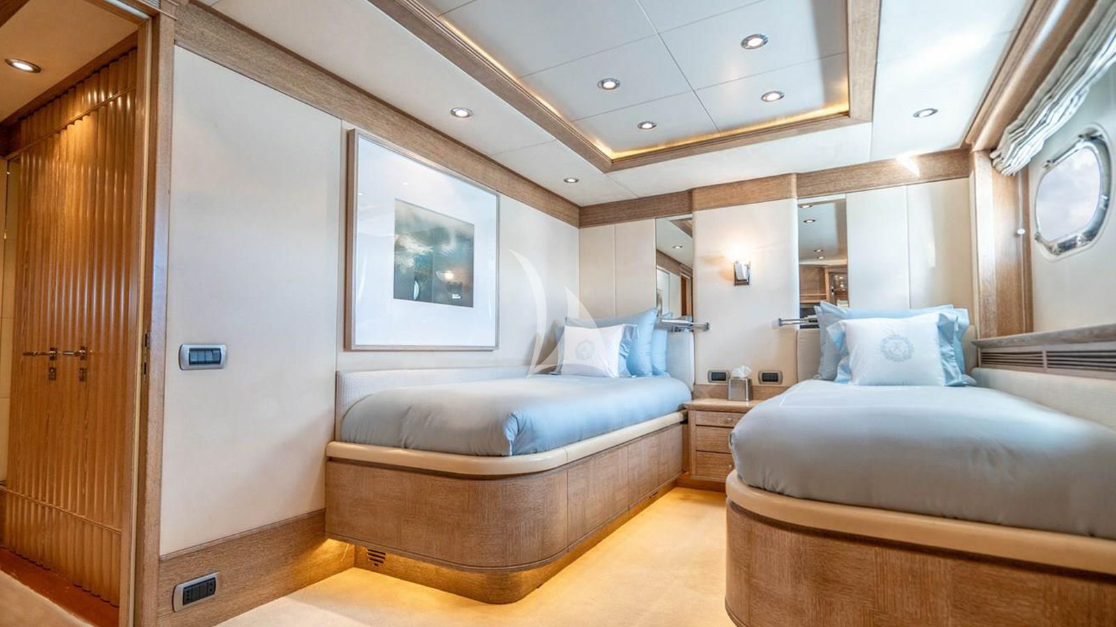 Crewed Motor Yacht ARTEMISEA - Intermarine Savannah 118 - 5 Cabins ...