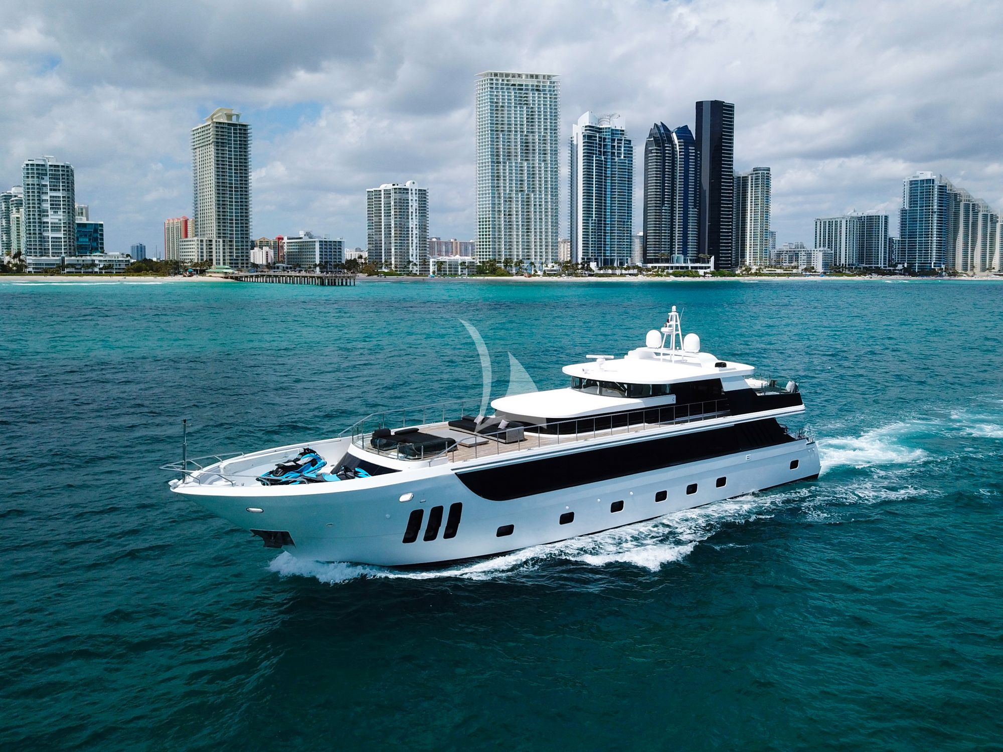 Crewed Motor Yacht PRIVILEGE - WHS Custom 34m - 4 Cabins - Nassau ...
