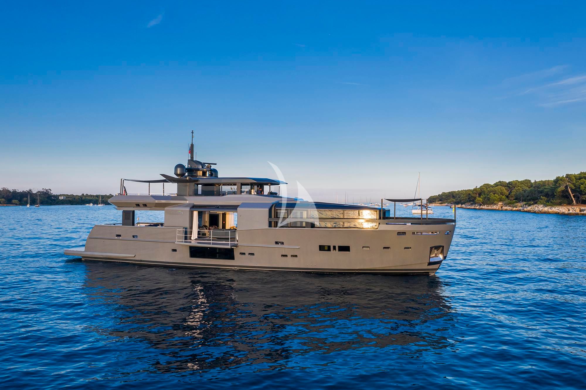Luxury Crewed Motor Yacht SEA CORAL II - Arcadia A105 - 5 Cabins ...